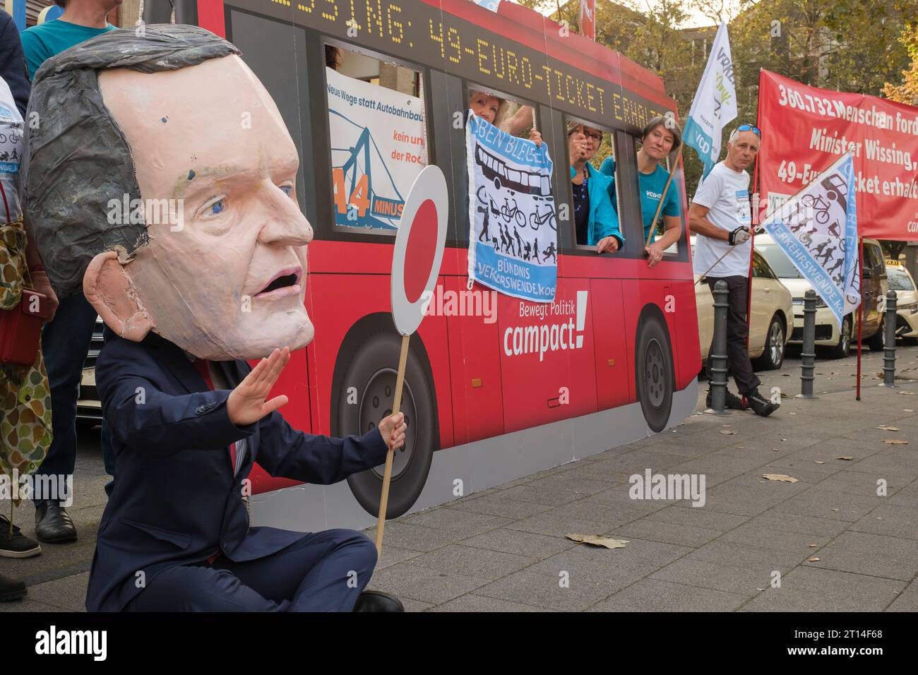 Protests by citizen, Campact and Greenpeace against the abolition of ...