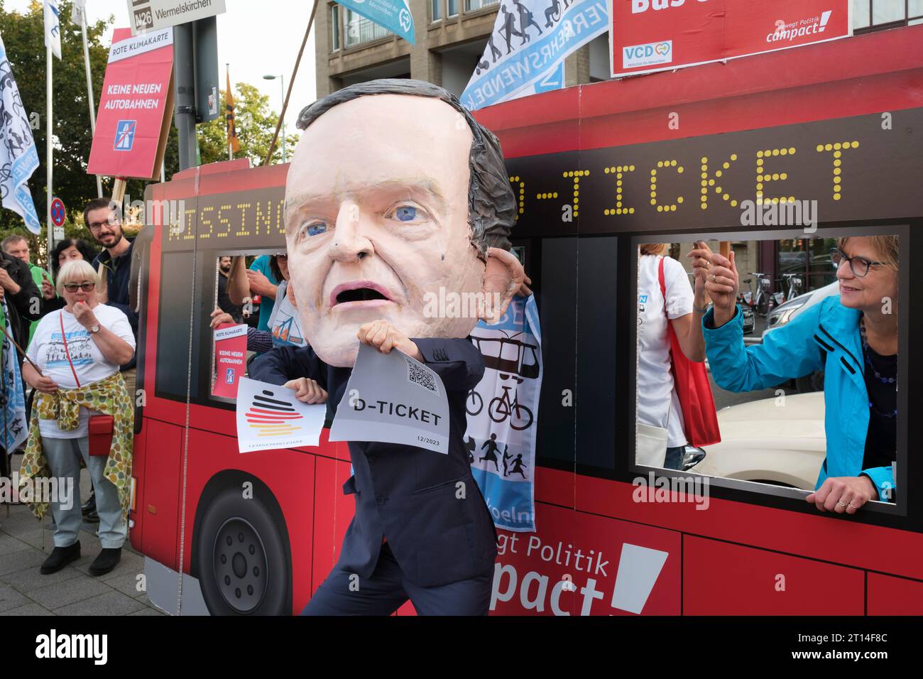 Protests by citizen, Campact and Greenpeace against the abolition of ...