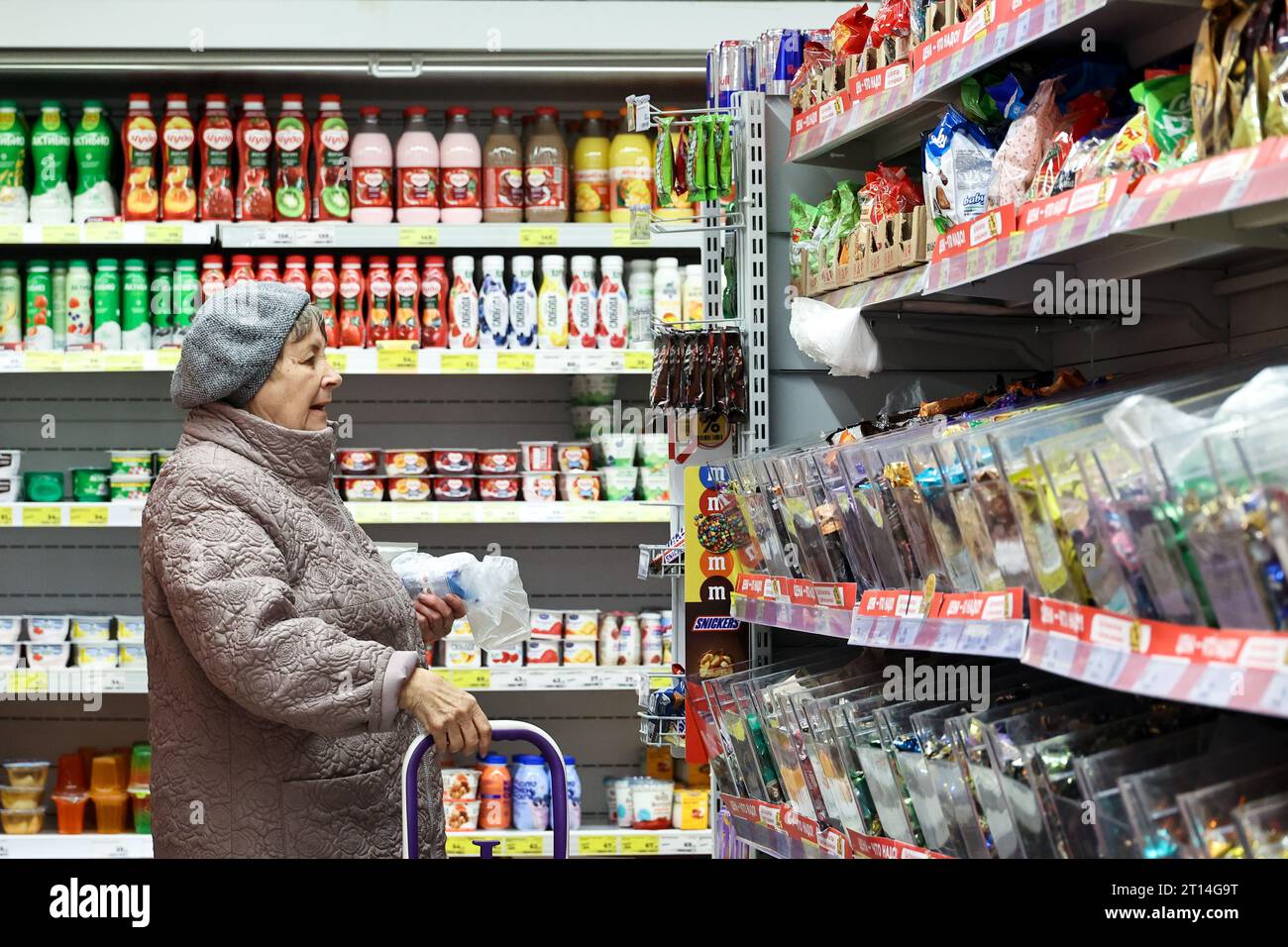 09.10.2023. Russia. Moscow. A customer in the Magnit store Stock Photo ...