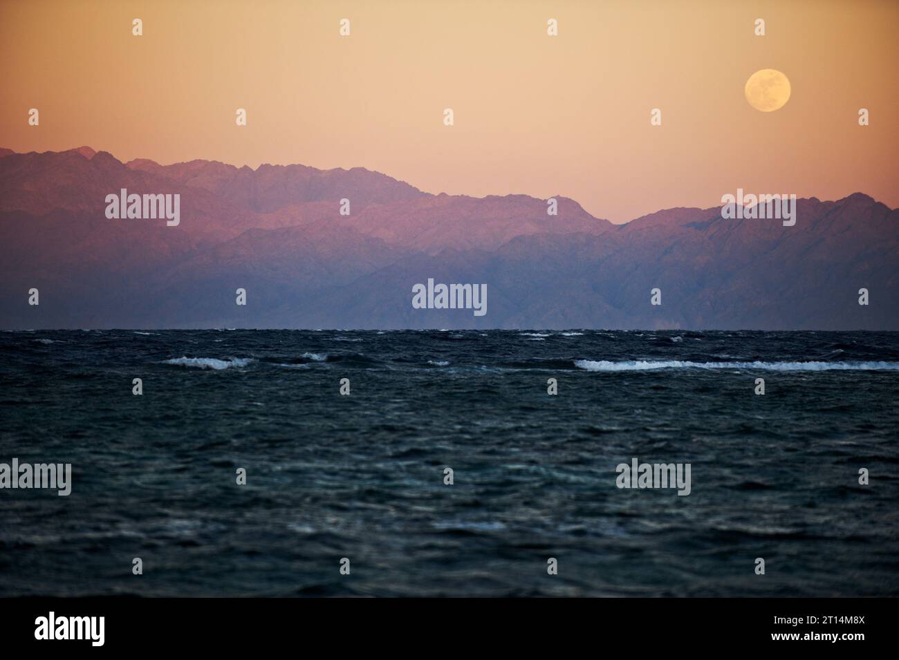 Moon rising over sea hi-res stock photography and images - Alamy