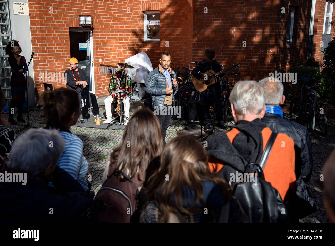 Frank Boholle C bei der Verlegung der ersten Stolpersteine für Schwarze ...