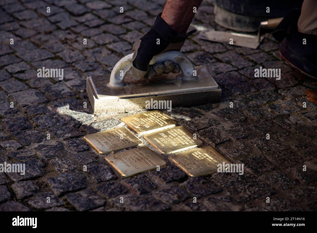 Verlegung der ersten Stolpersteine für Schwarze Opfer in der ...