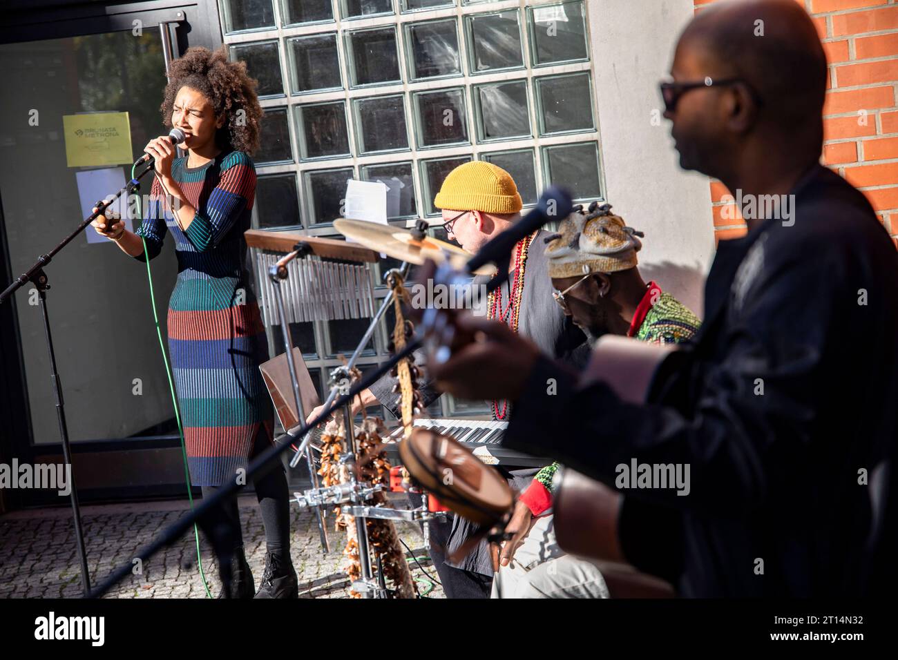 Musikergruppe Suati e Haala bei der Verlegung der ersten Stolpersteine für Schwarze Opfer in der ...