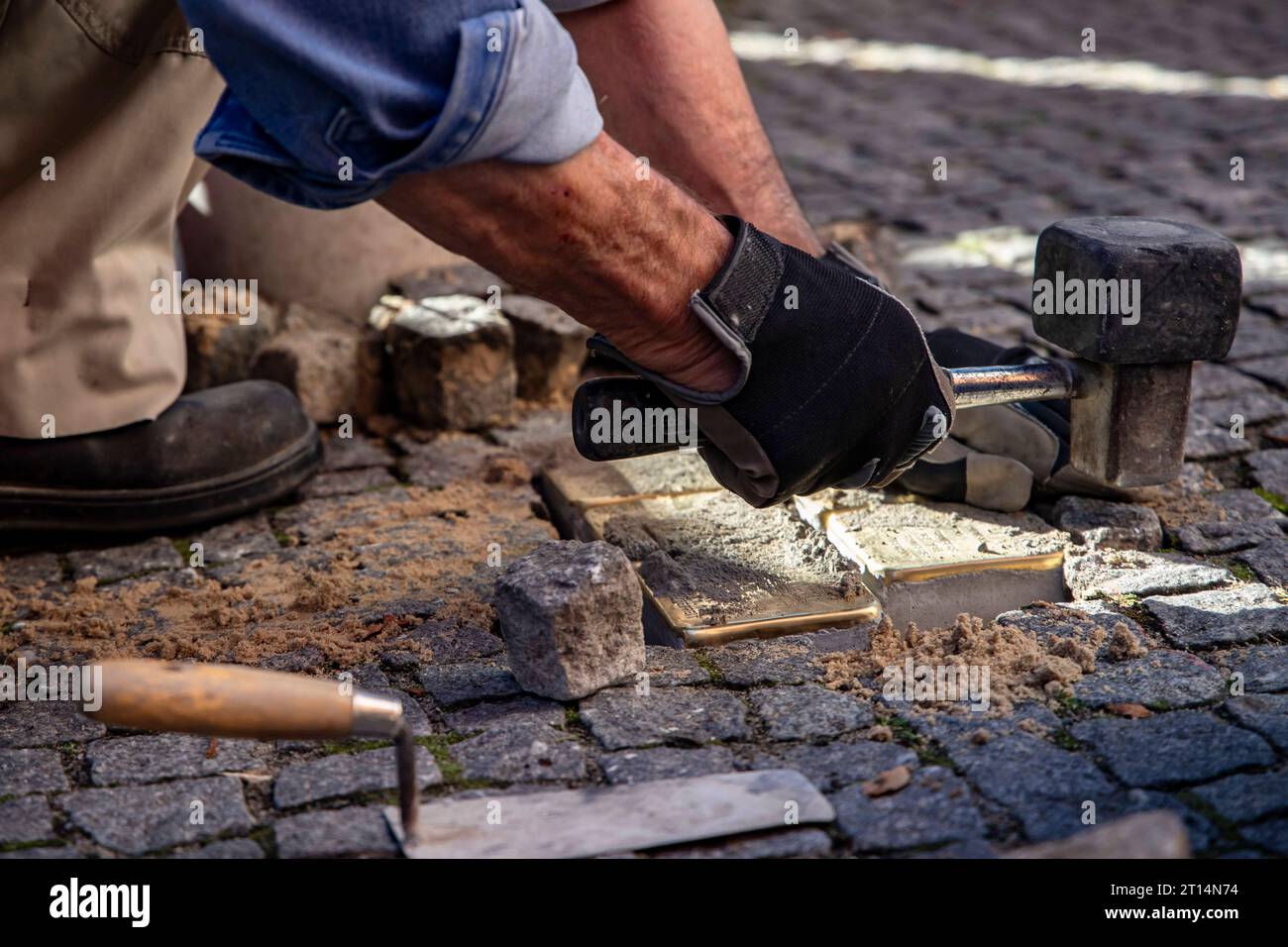 Verlegung der ersten Stolpersteine für Schwarze Opfer in der ...