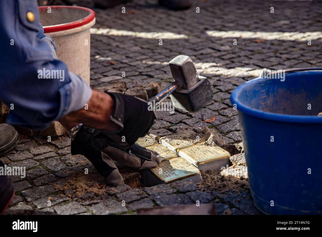 Verlegung der ersten Stolpersteine für Schwarze Opfer in der ...