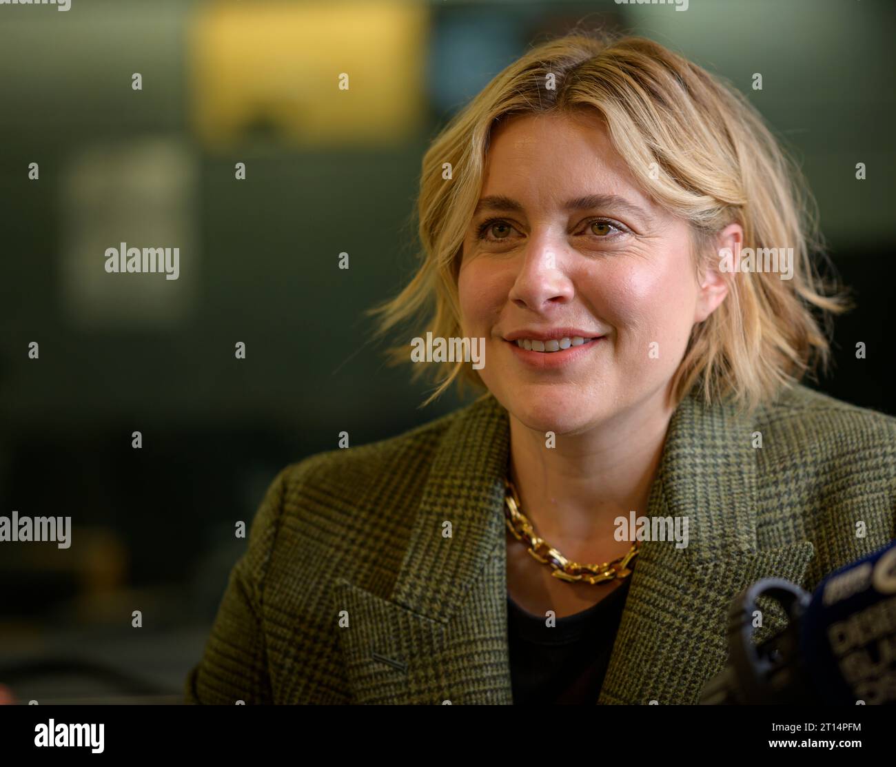 Director writer greta gerwig hi-res stock photography and images - Alamy