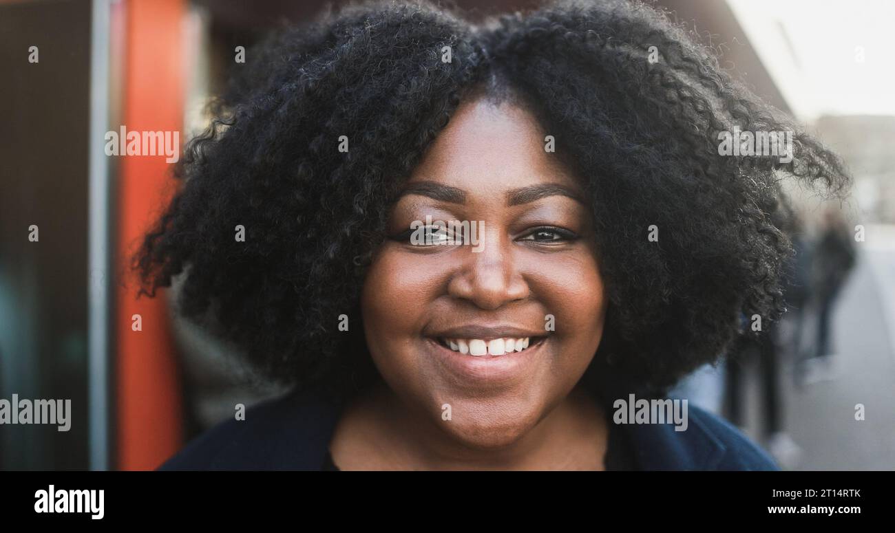 Portrait of african curvy girl outdoor with city in backgroung - Urban ...