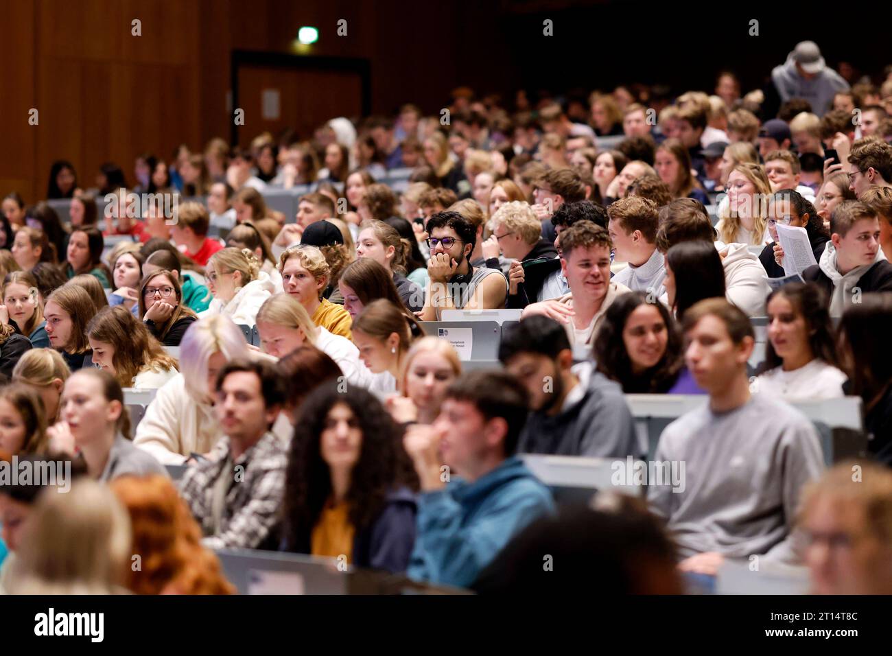 Studenten im großen Hörsaal am Tag der Erstsemesterbegrüßung zum ...