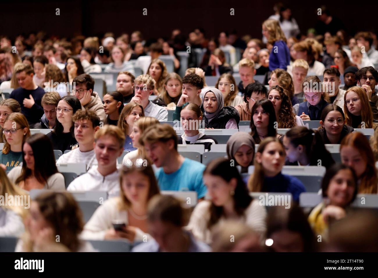 Studenten im großen Hörsaal am Tag der Erstsemesterbegrüßung zum ...