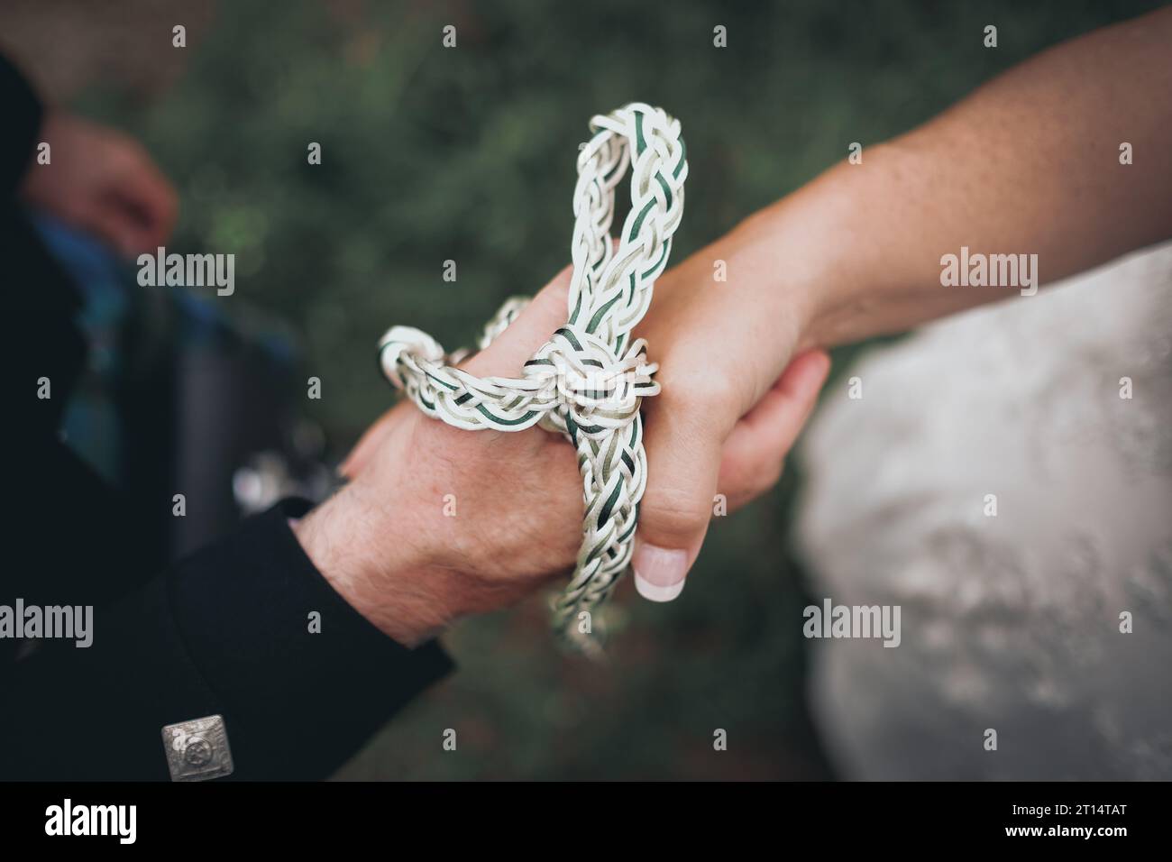 Hands marriage knot hi-res stock photography and images - Alamy