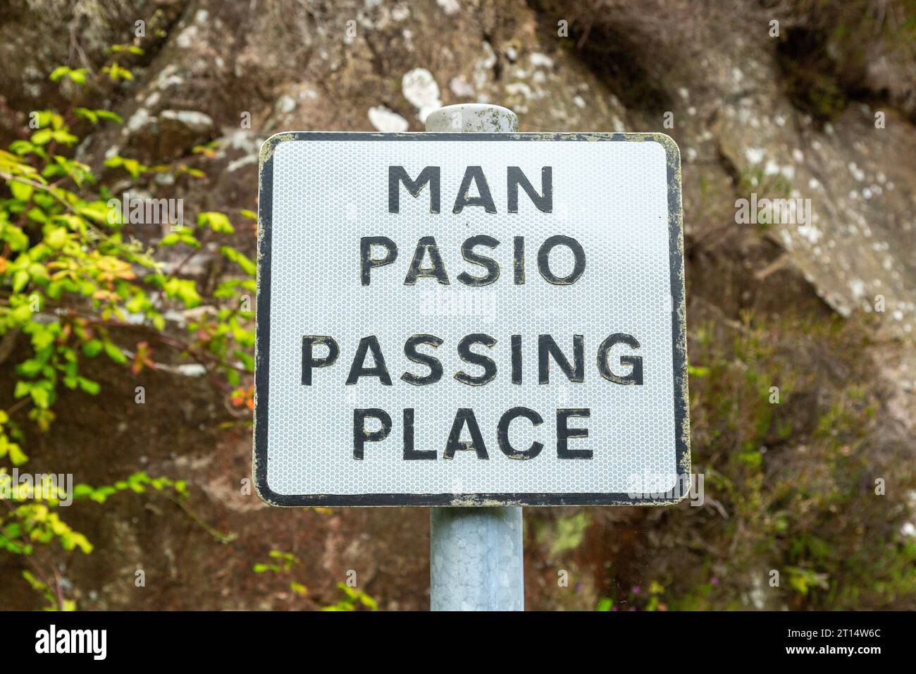 Sign in both English and Welsh, Man Pasio Passing Place Stock Photo - Alamy