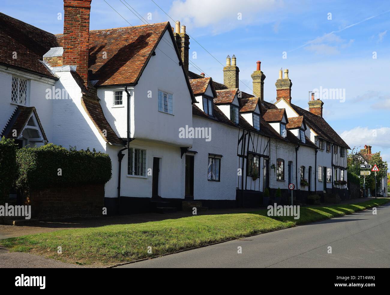 An attractive row of period cottages at Silsoe Stock Photo - Alamy
