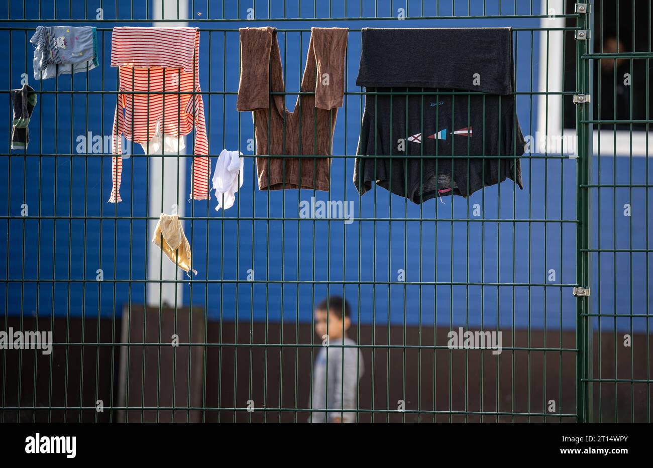 11 October 2023, Hesse, Gießen: Refugees have hung pieces of clothing ...