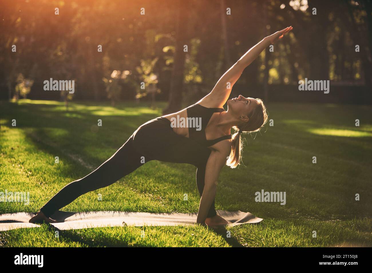 Side angle posture hi-res stock photography and images - Alamy