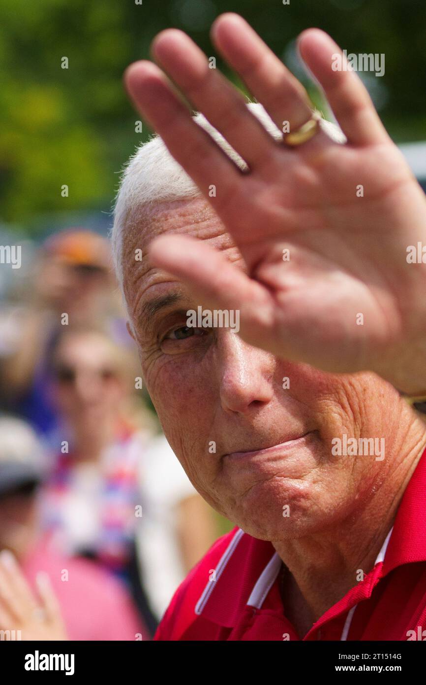 Old crowd cheering hi-res stock photography and images - Alamy