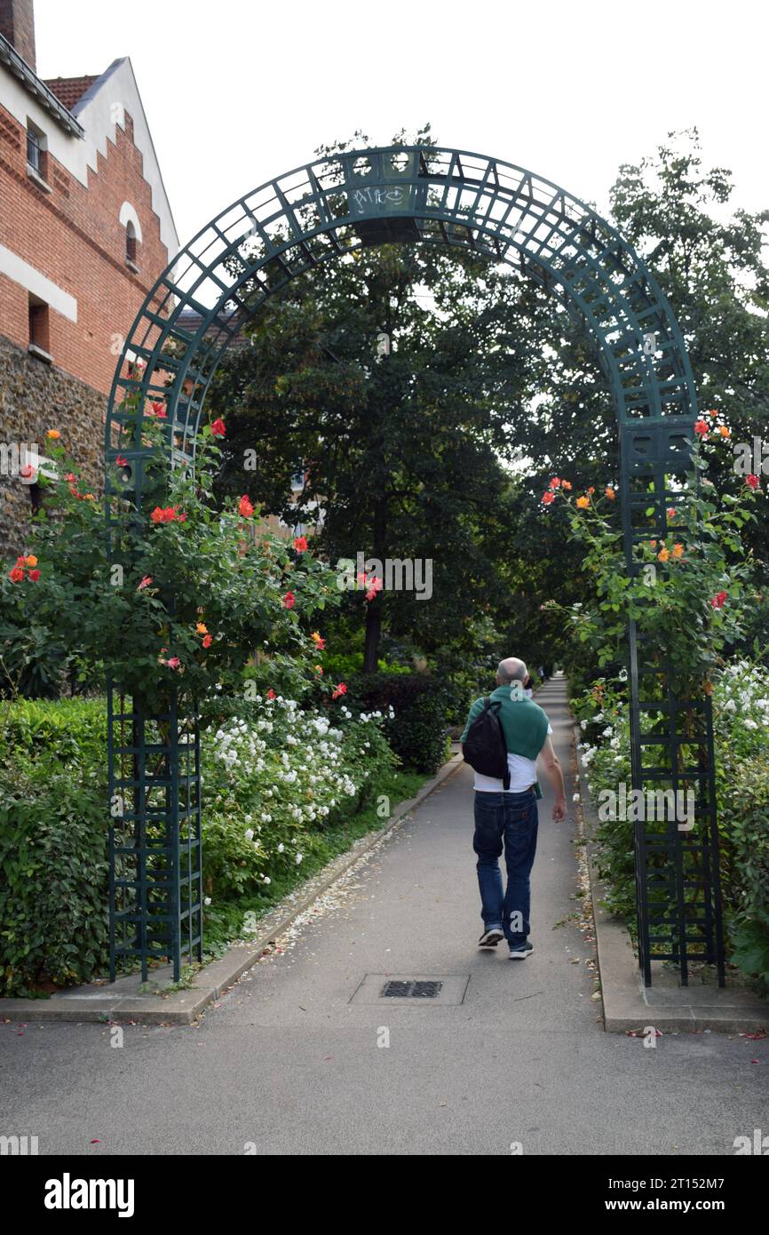 Promenade Plantee, elevated walkway on old railway line, east Paris ...