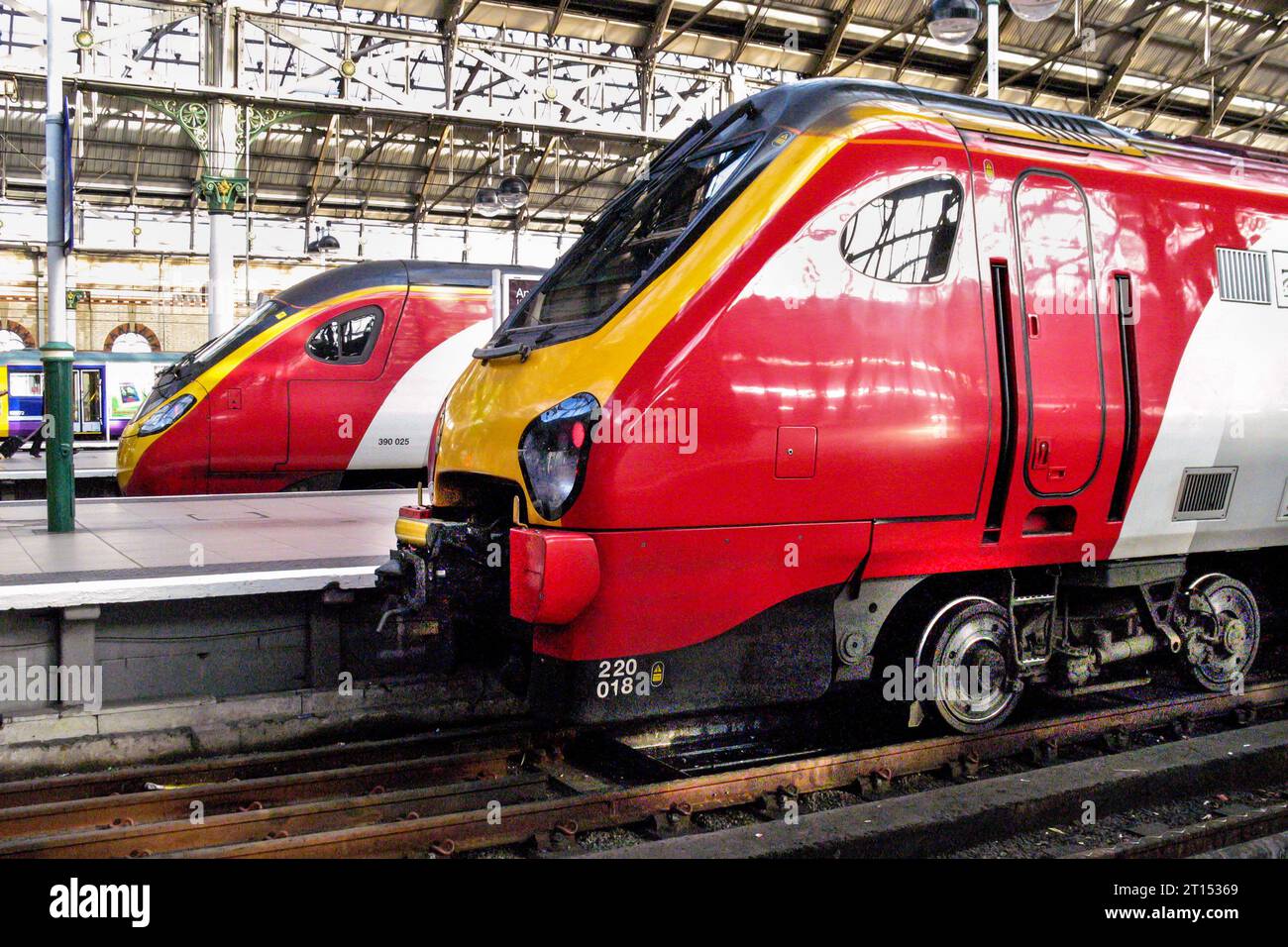 A Class 220 Voyager Passenger train in Manchester Piccadilly station ...