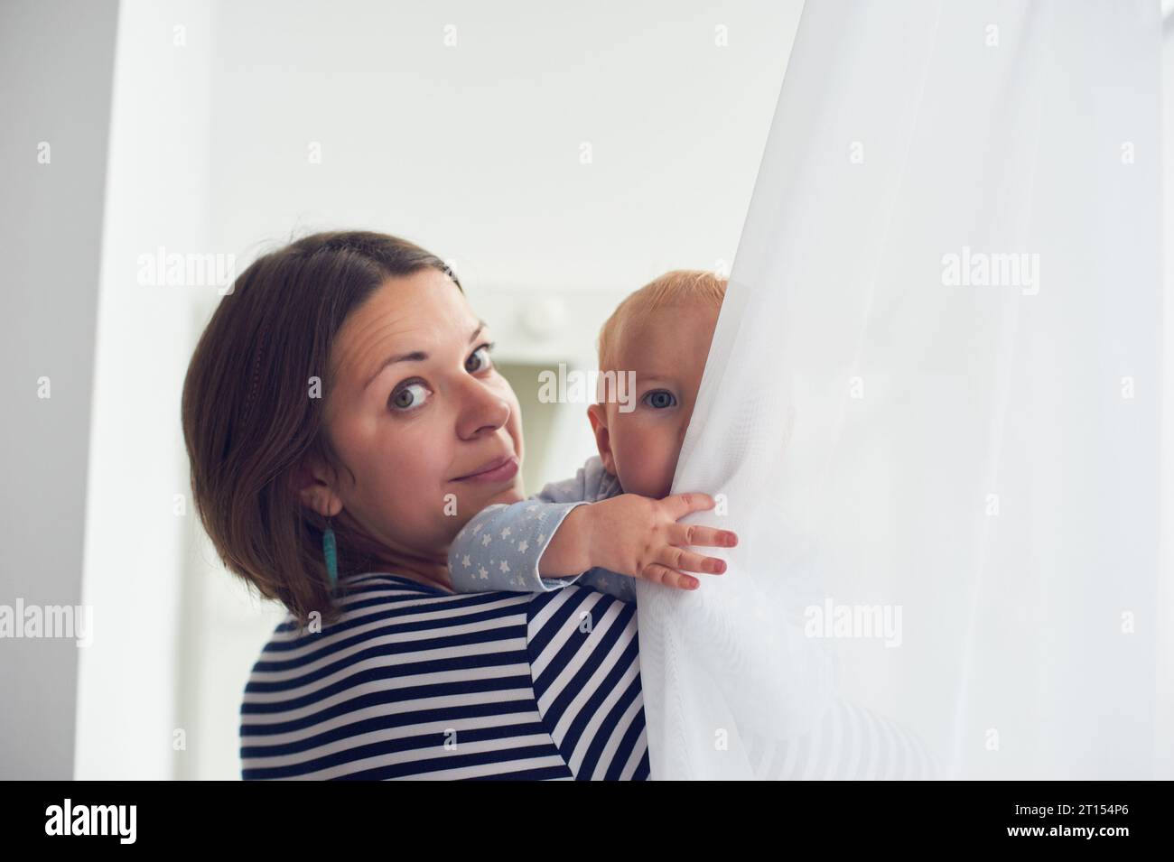 Carry on shoulder hi-res stock photography and images - Alamy