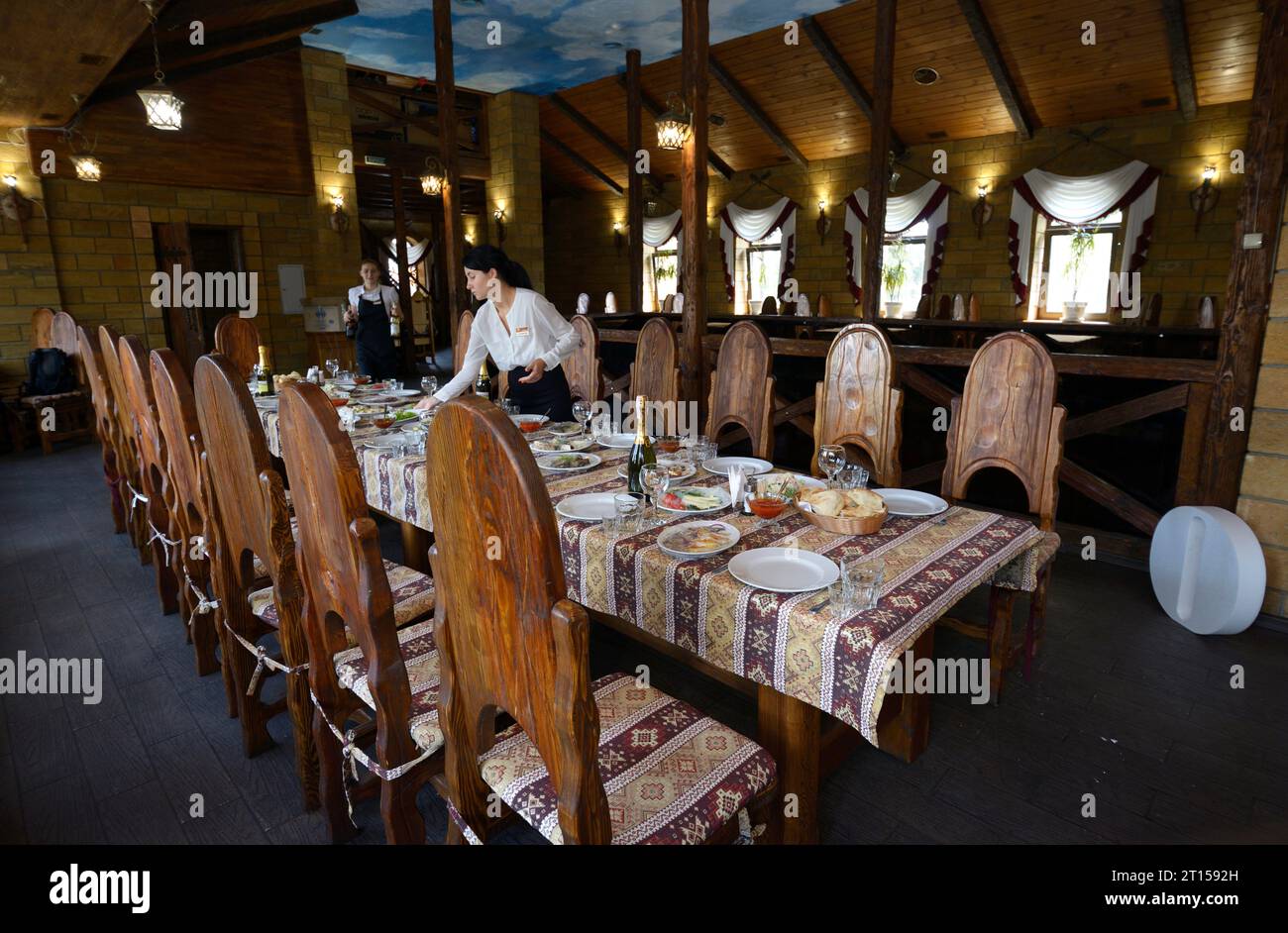 Medieval serving girl hi-res stock photography and images - Alamy