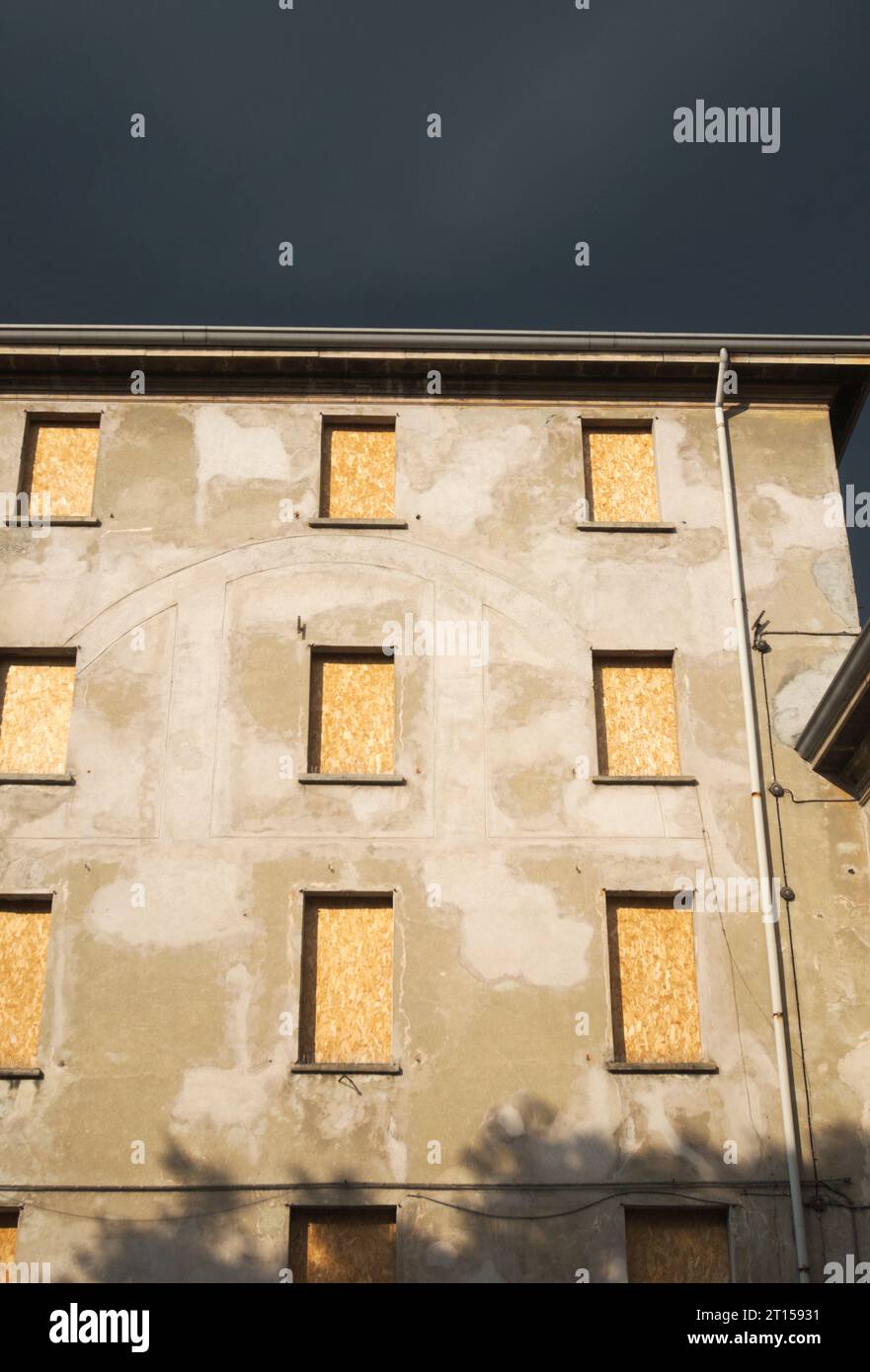 House boarded up windows hi-res stock photography and images - Alamy