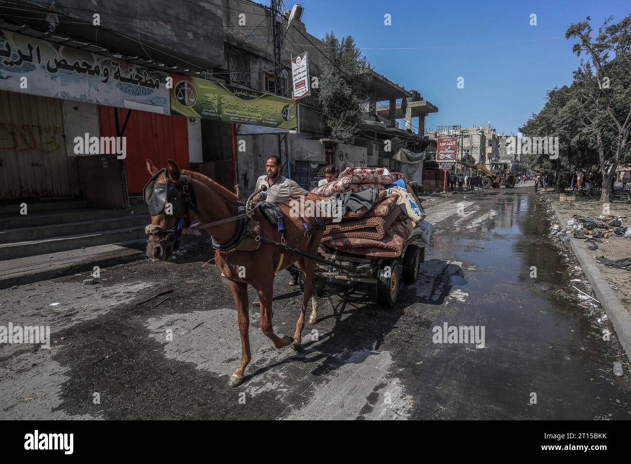 Rafah, Palestinian Territories. 11th Oct, 2023. Palestinians flee from ...
