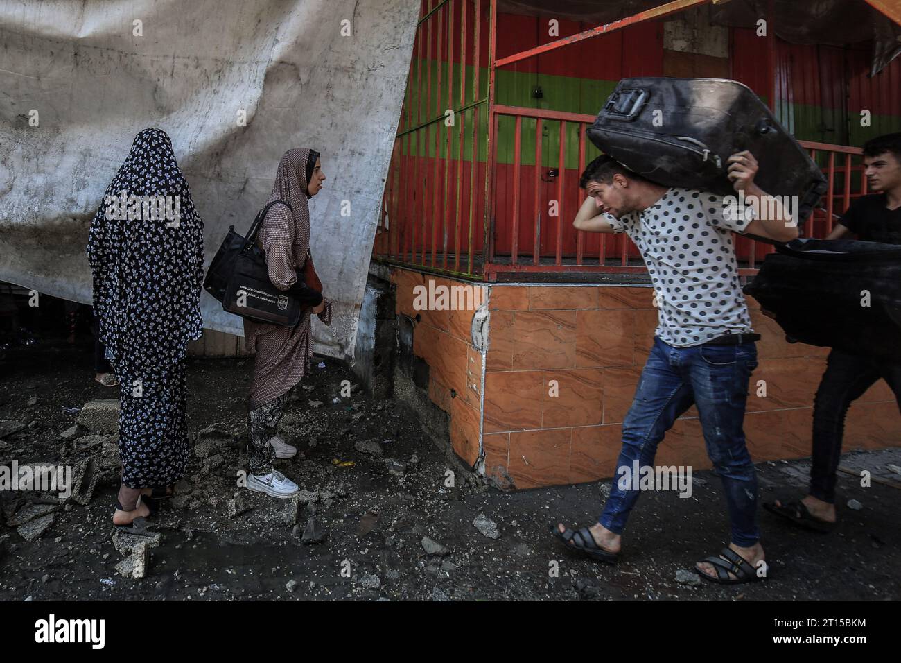 Rafah, Palestinian Territories. 11th Oct, 2023. Palestinians flee from ...