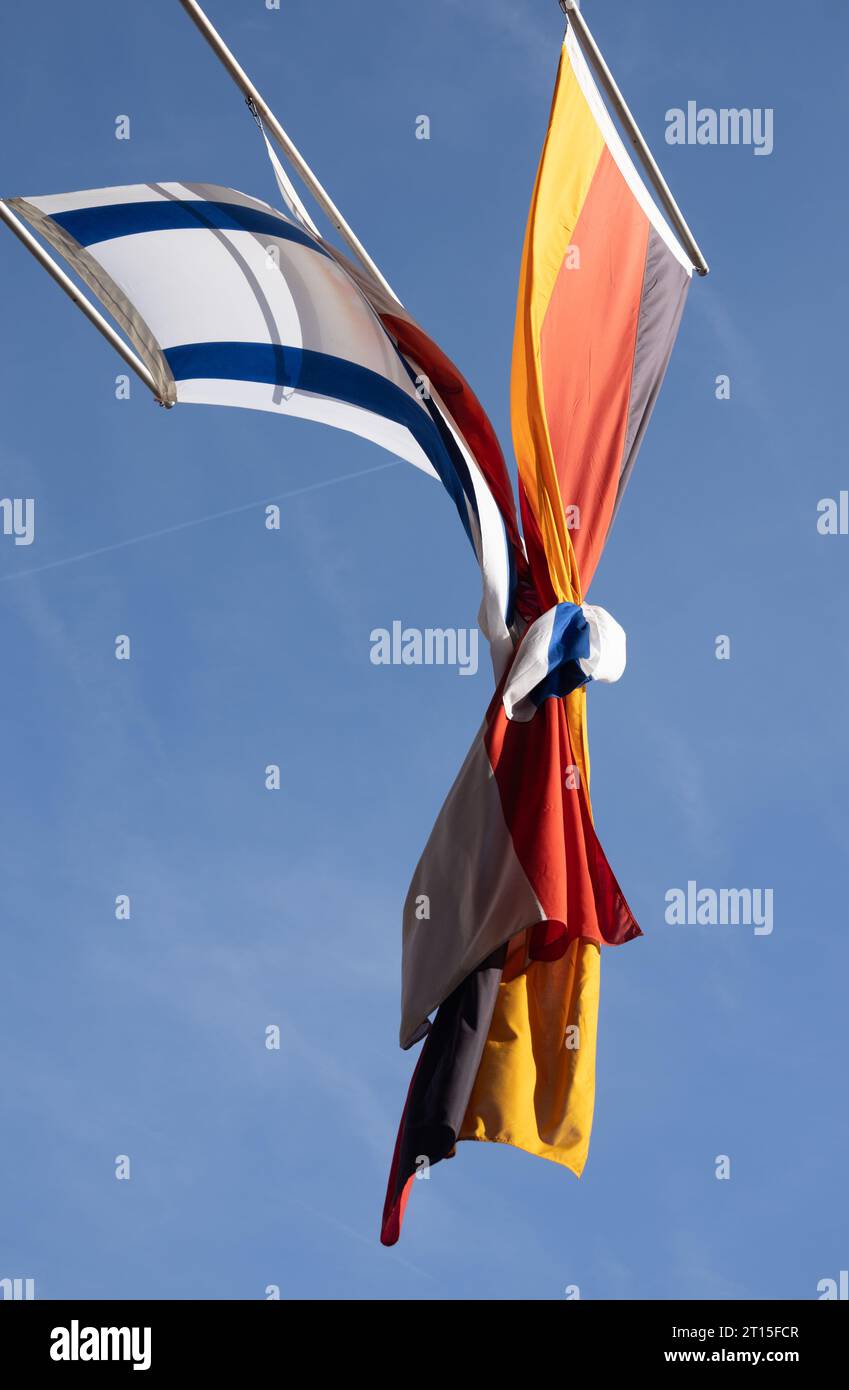 11 October 2023, Hesse, Frankfurt/Main: Blown by the wind and entwined ...