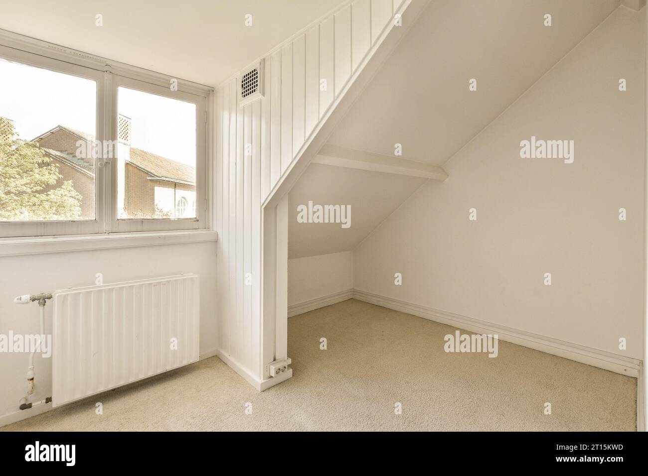 an empty room with a rad in the corner and no one on the wall or floor ...