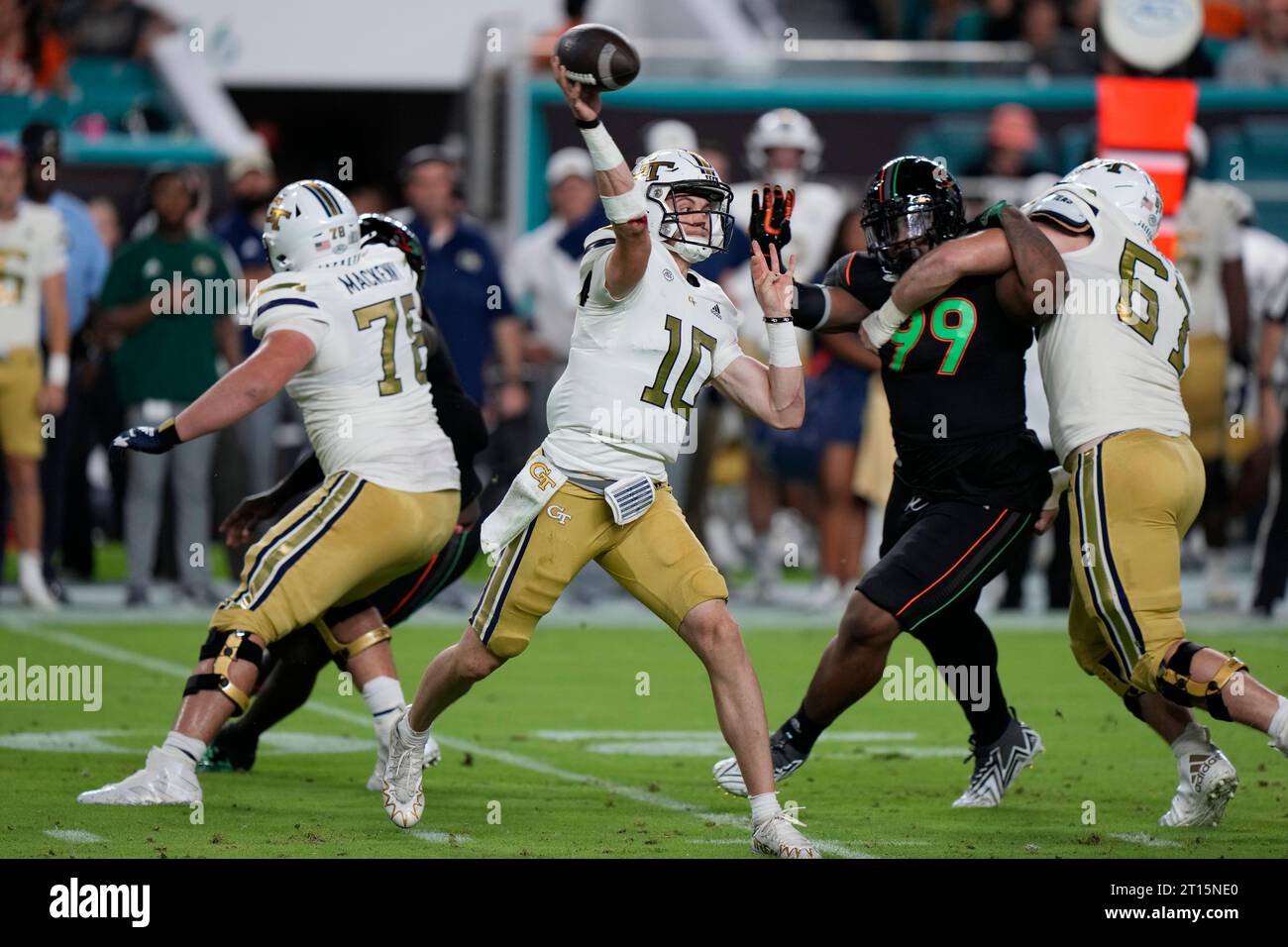 Georgia Tech quarterback Haynes King (10) passes during the first half ...