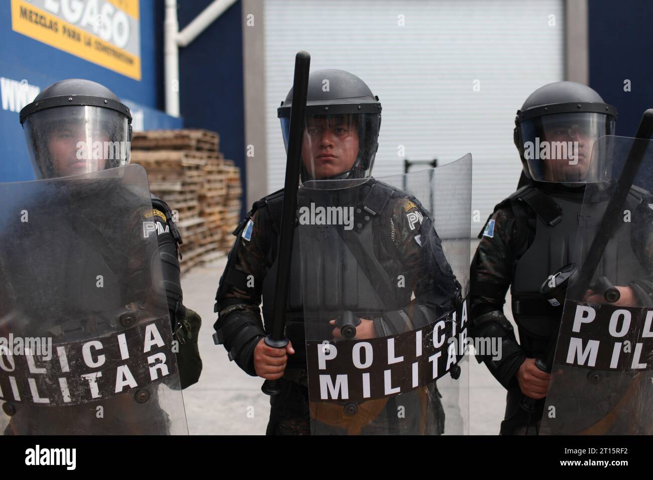 Guatemala Stadt, Guatemala. 10th Oct, 2023. Police officers are on duty ...