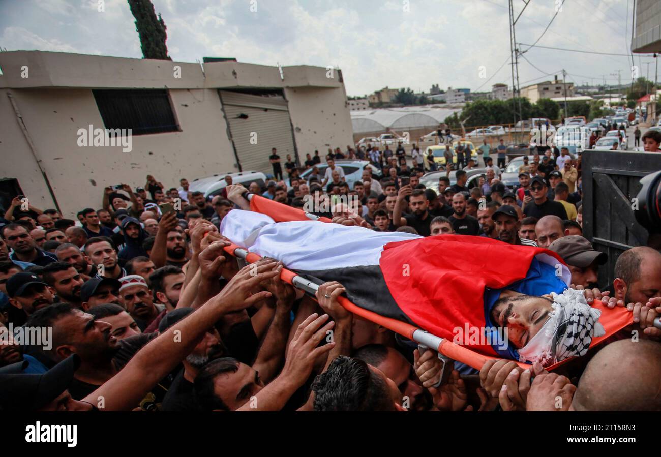 Tulkarm, Palestine. 11th Oct, 2023. (EDITORS NOTE: Image depicts death)Palestinians carry the ...