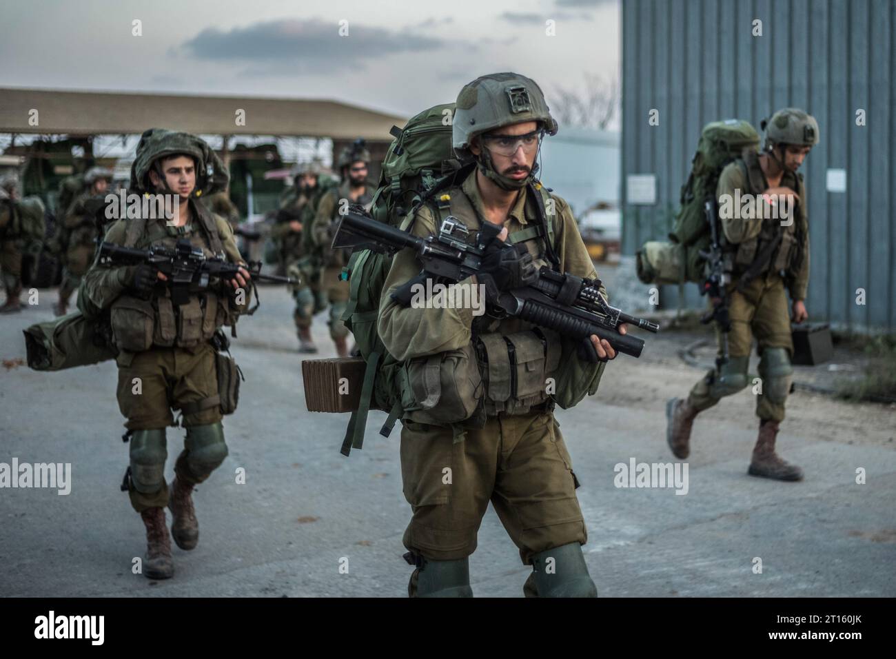 11 October 2023, Israel, Kibbutz Be·eri: Israeli soldiers regain ...