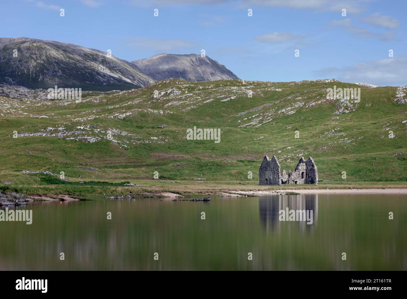 The ruins of Ardvreck Castle and Calda House at the shore of Loch ...