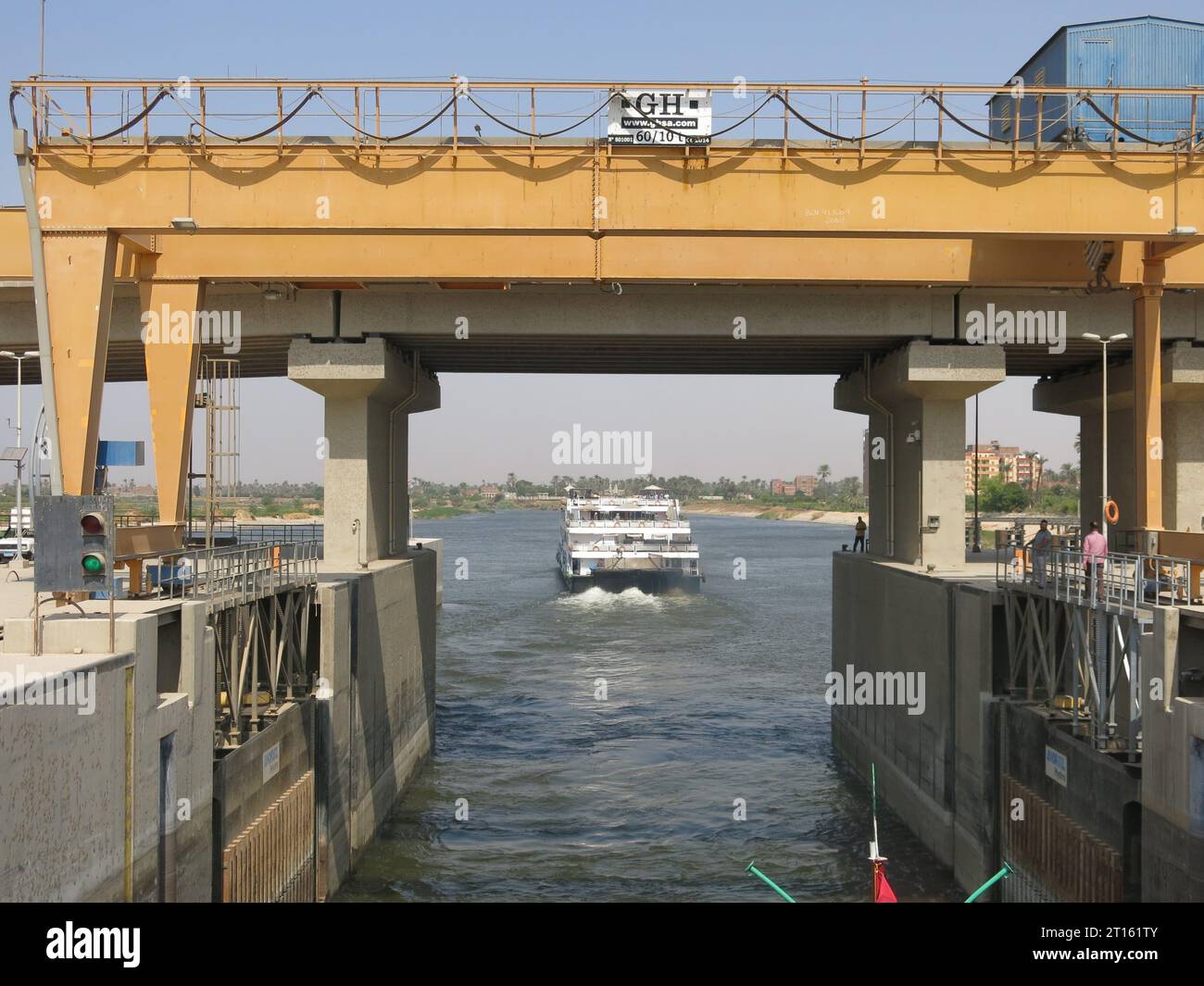 Navigable locks hi-res stock photography and images - Alamy