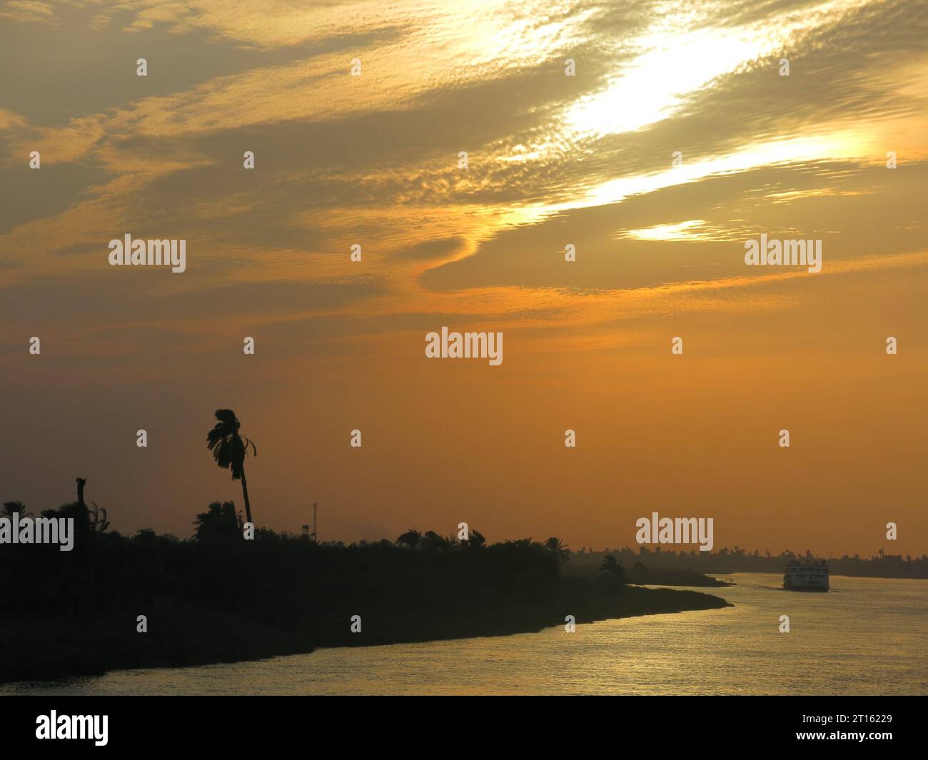 Egyptian tourism & Nile cruises: cruising down river towards Cairo and ...