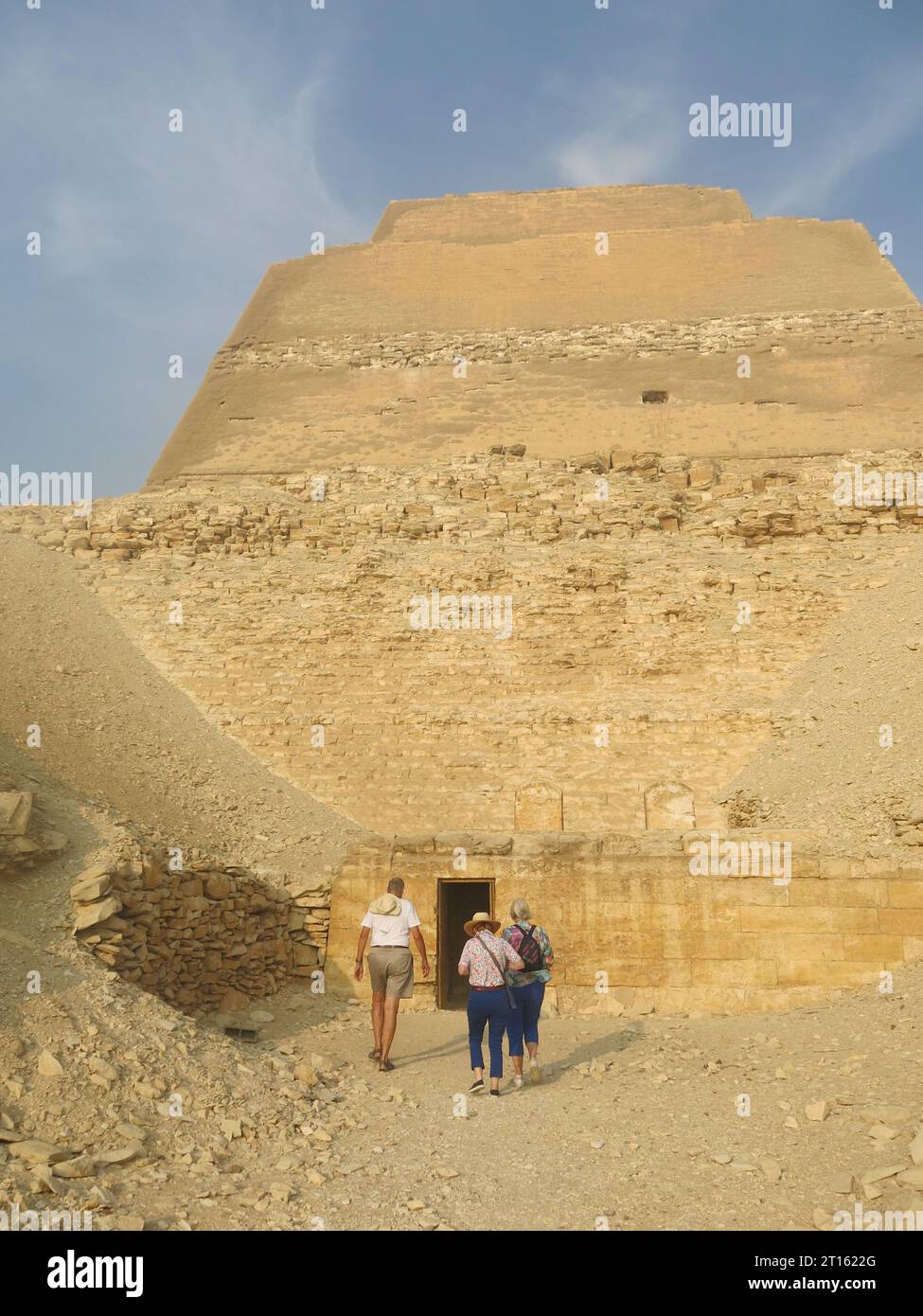 Blue skies and a baking hot sun in the Egyptian desert - tourists visit ...