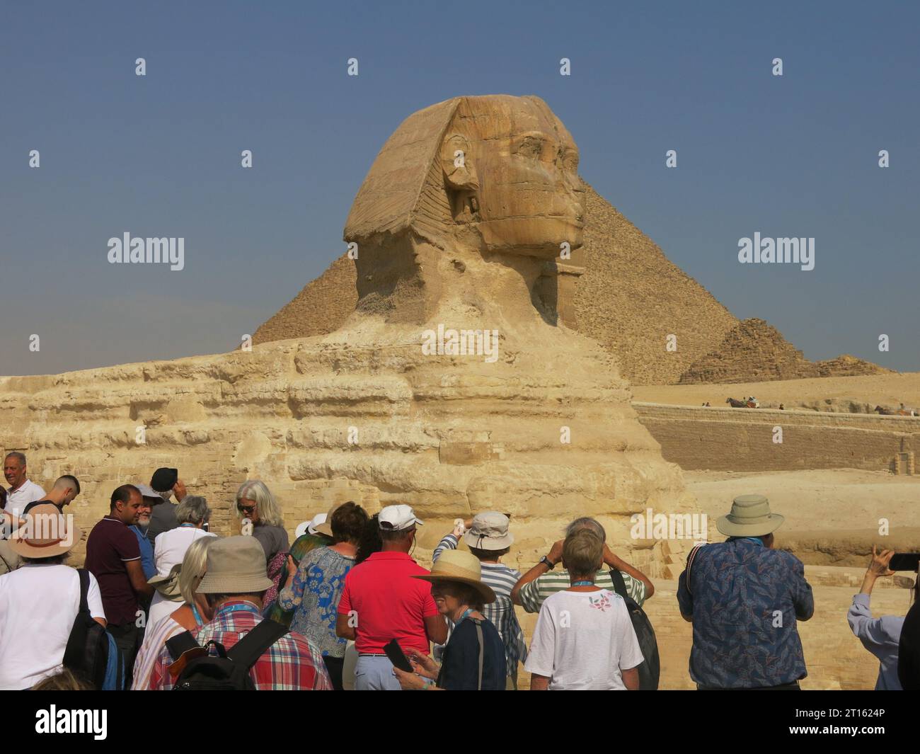 Tourists gather to take photos of the Great Sphinx with the Great ...