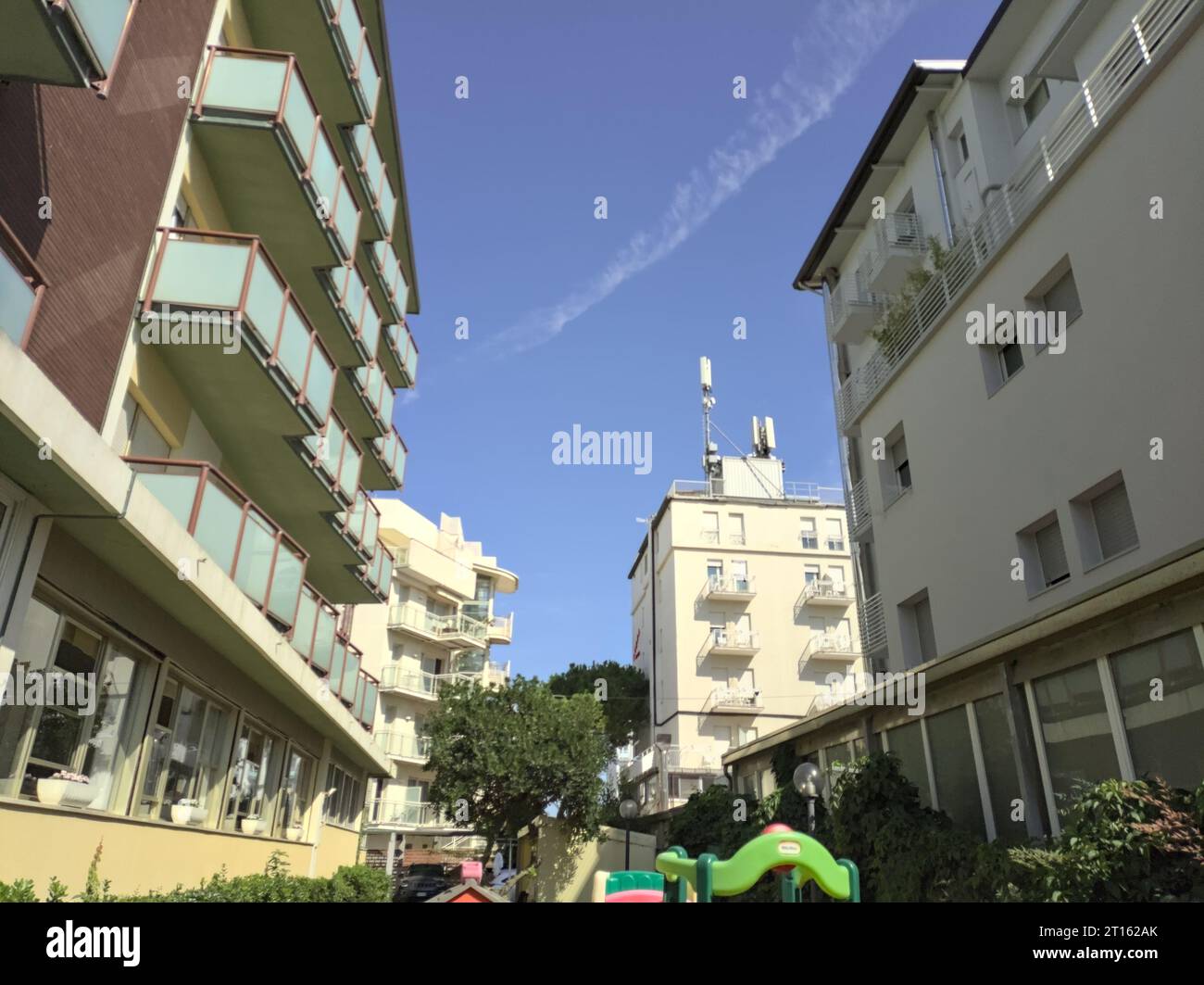 Two buildings side by side hi-res stock photography and images - Alamy