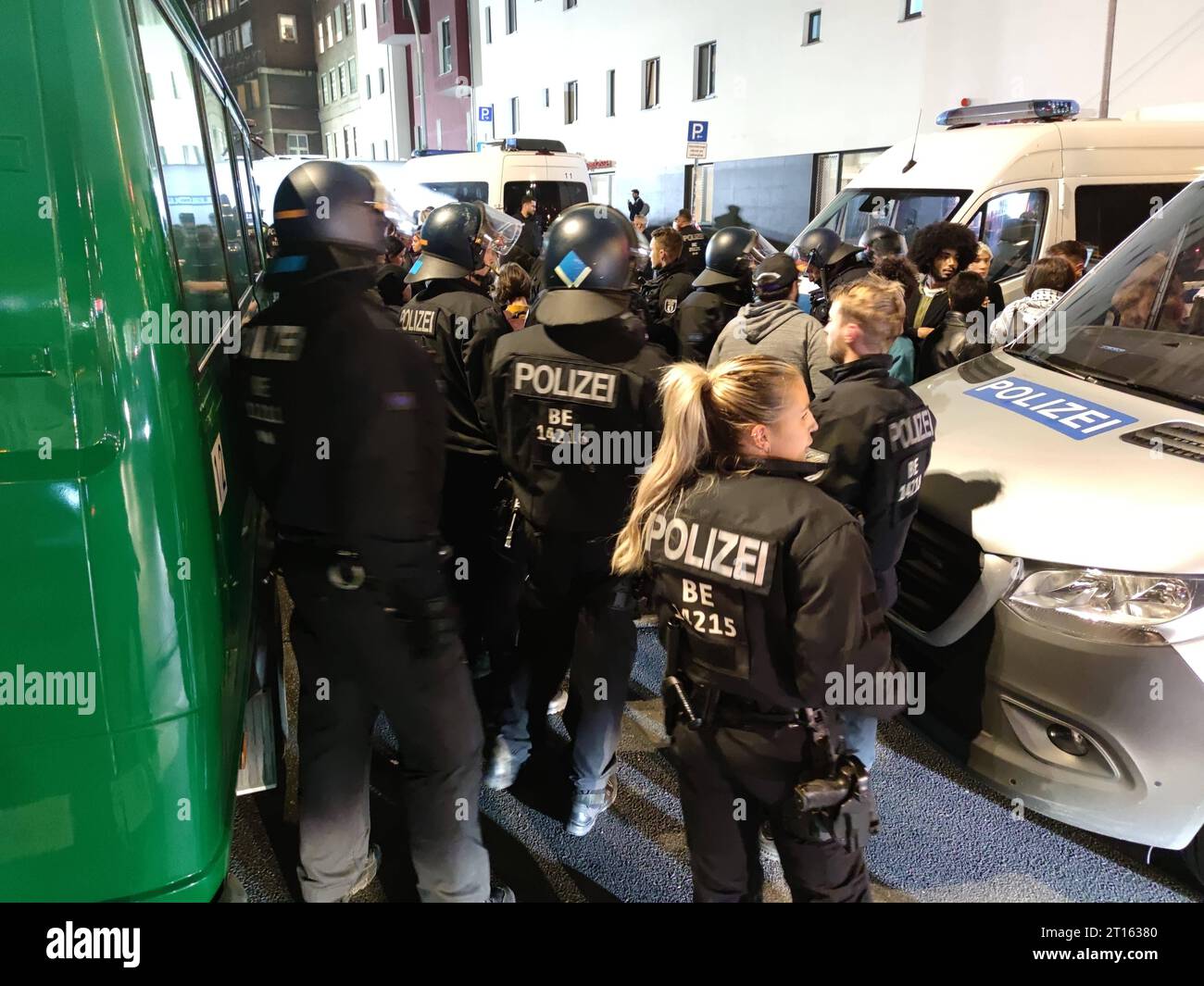 Berlin, Deutschland, 11.10.2023: Pro-Palästina-Demo in Berlin-Neukölln von der Polizei aufgelöst ...