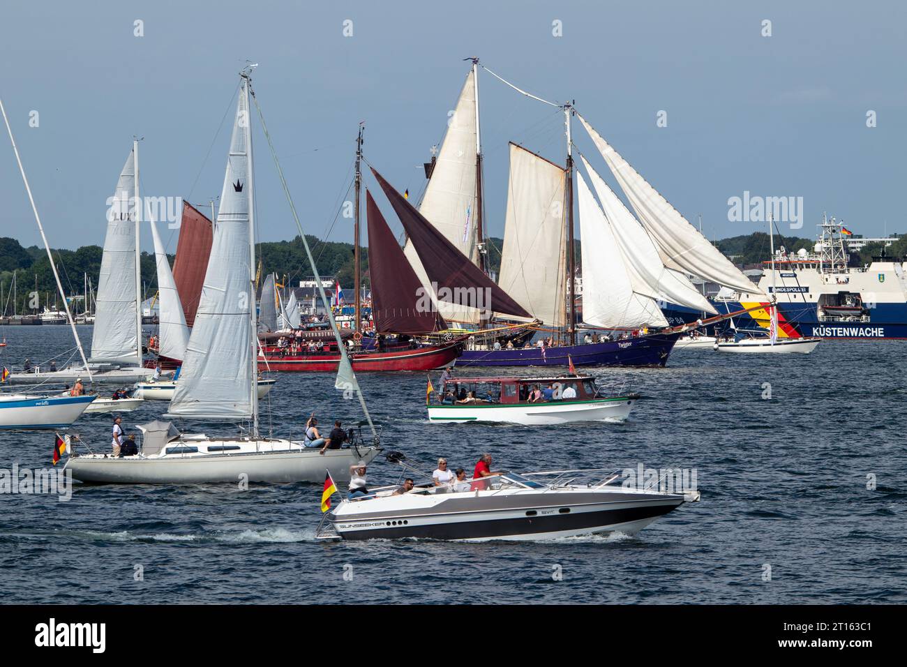 Ships parade hi-res stock photography and images - Alamy