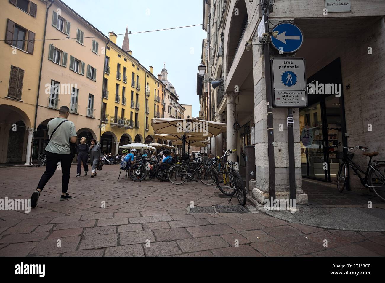 Cobbled square bordered by buildings with porchways in an italian town ...