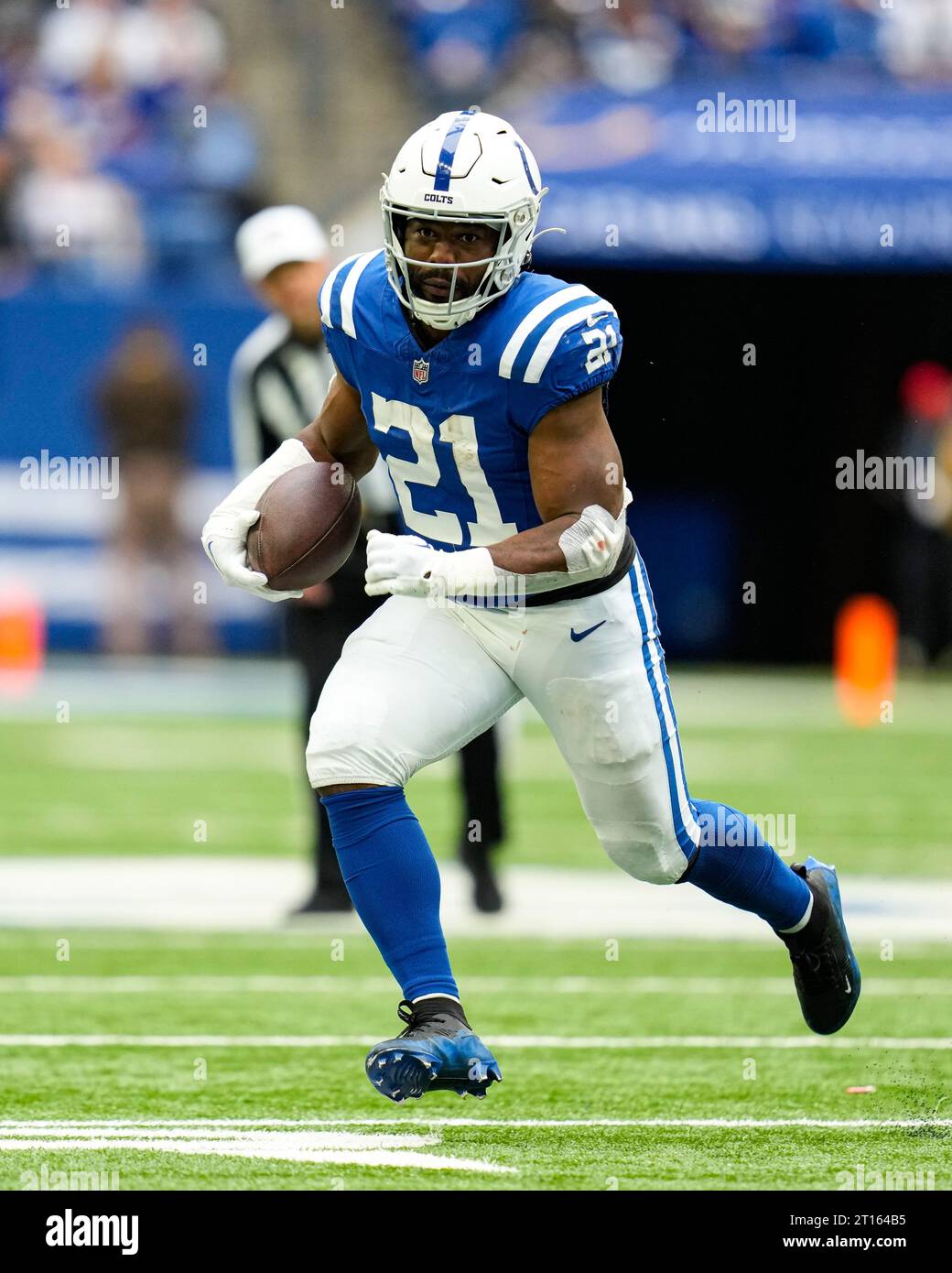 Indianapolis Colts running back Zack Moss (21) runs against the ...