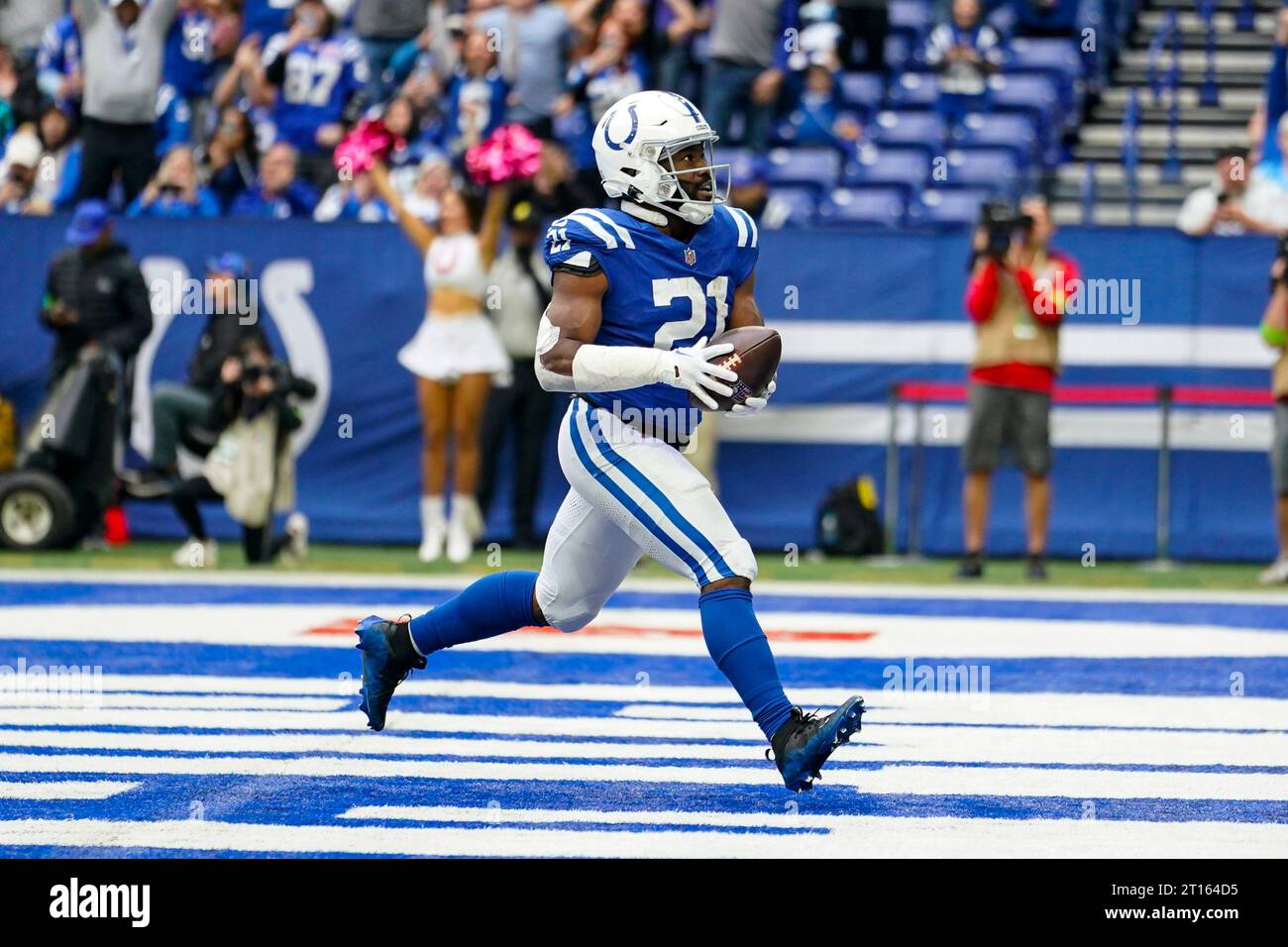 Indianapolis Colts running back Zack Moss (21) runs into the end zone ...