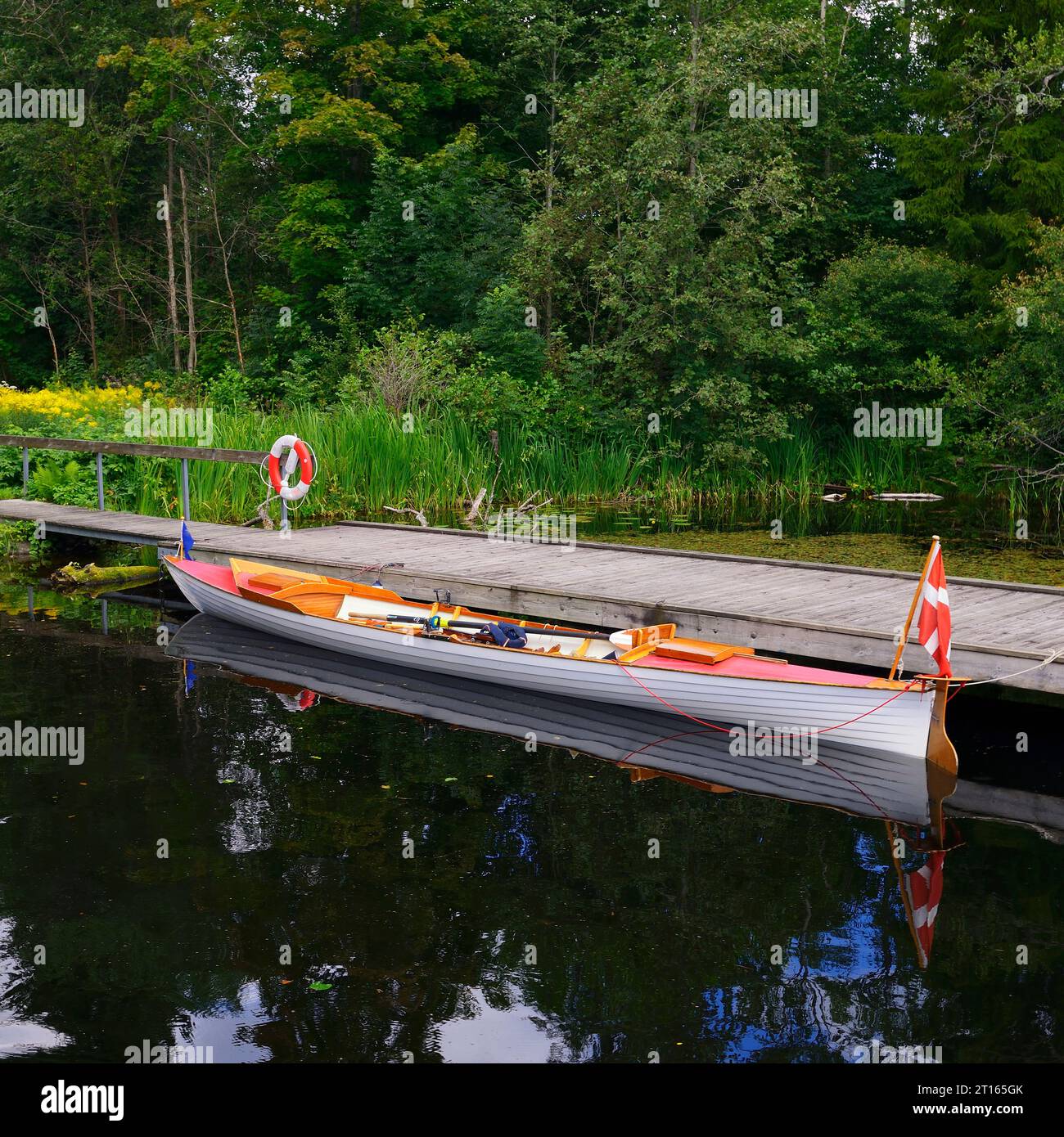 Plank canoe hi-res stock photography and images - Alamy