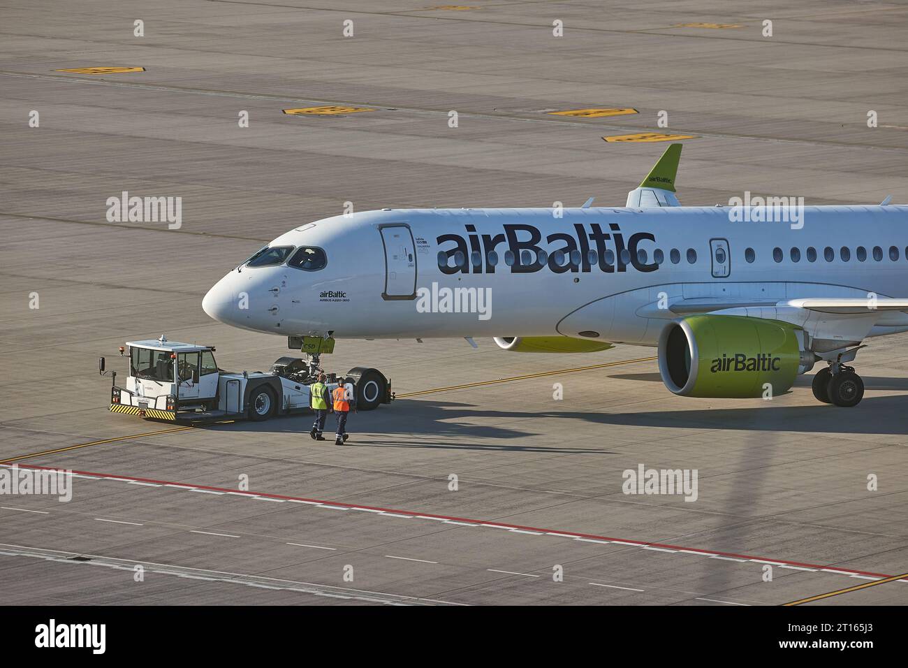 Passenger airliner at an airport, tug towing aircraft Stock Photo - Alamy
