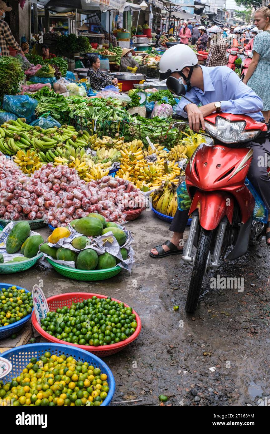 Can Tho, Vietnam. Early Morning Market Street Scene Stock Photo - Alamy