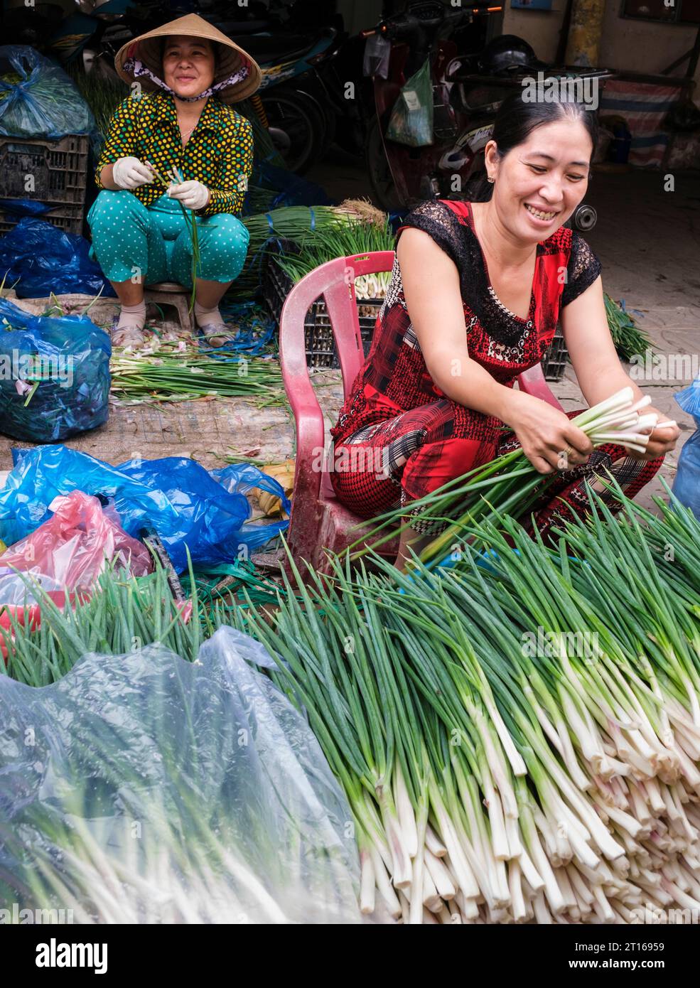 Can Tho, Vietnam. Early Morning Market. Onion Vendor Stock Photo - Alamy