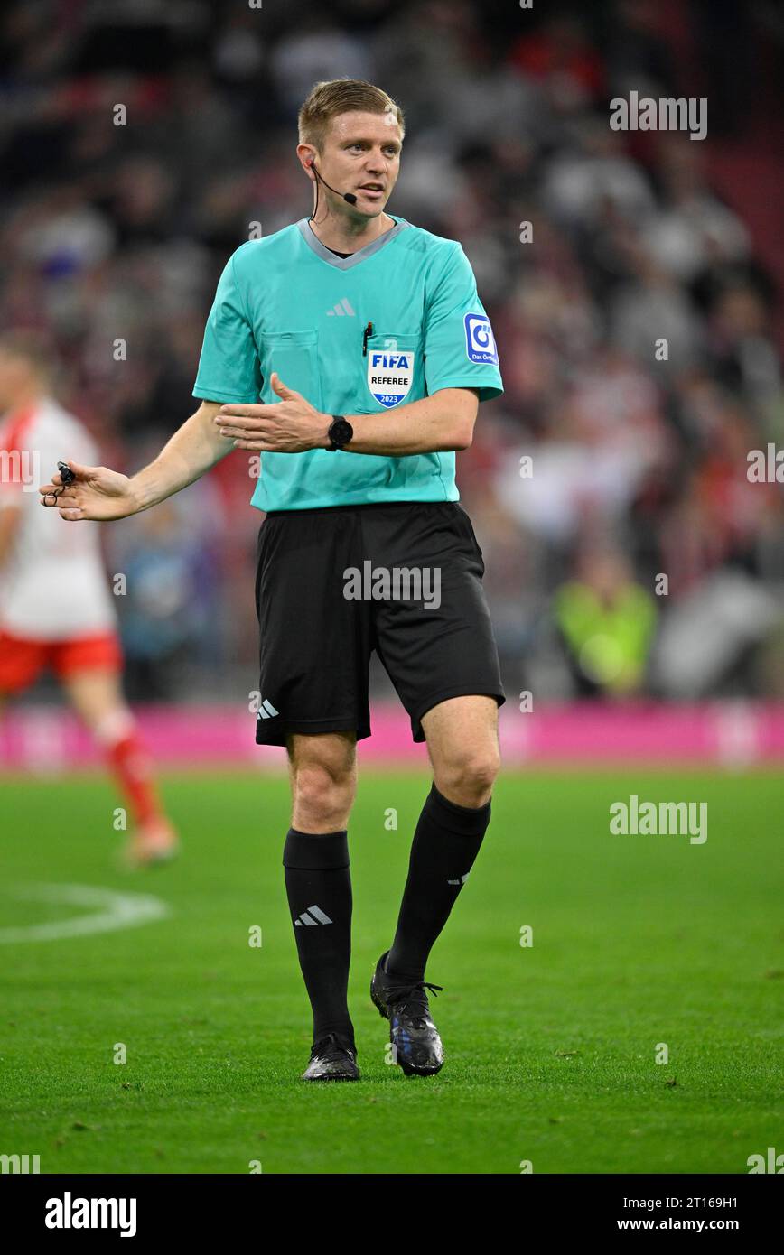 Referee Referee Robert Schroeder, gesture, gesture, Allianz Arena ...