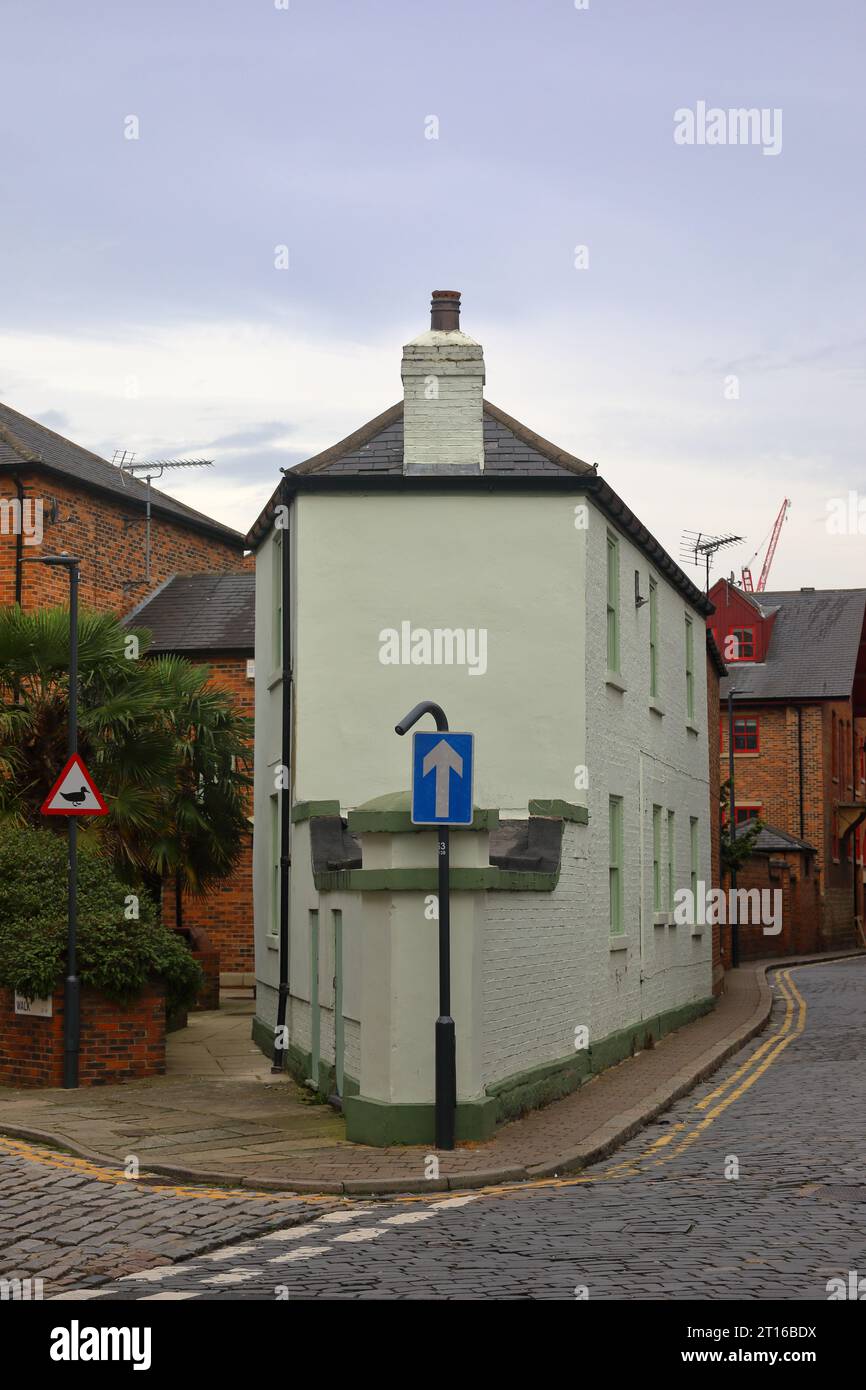 Wedge shape building hi-res stock photography and images - Alamy