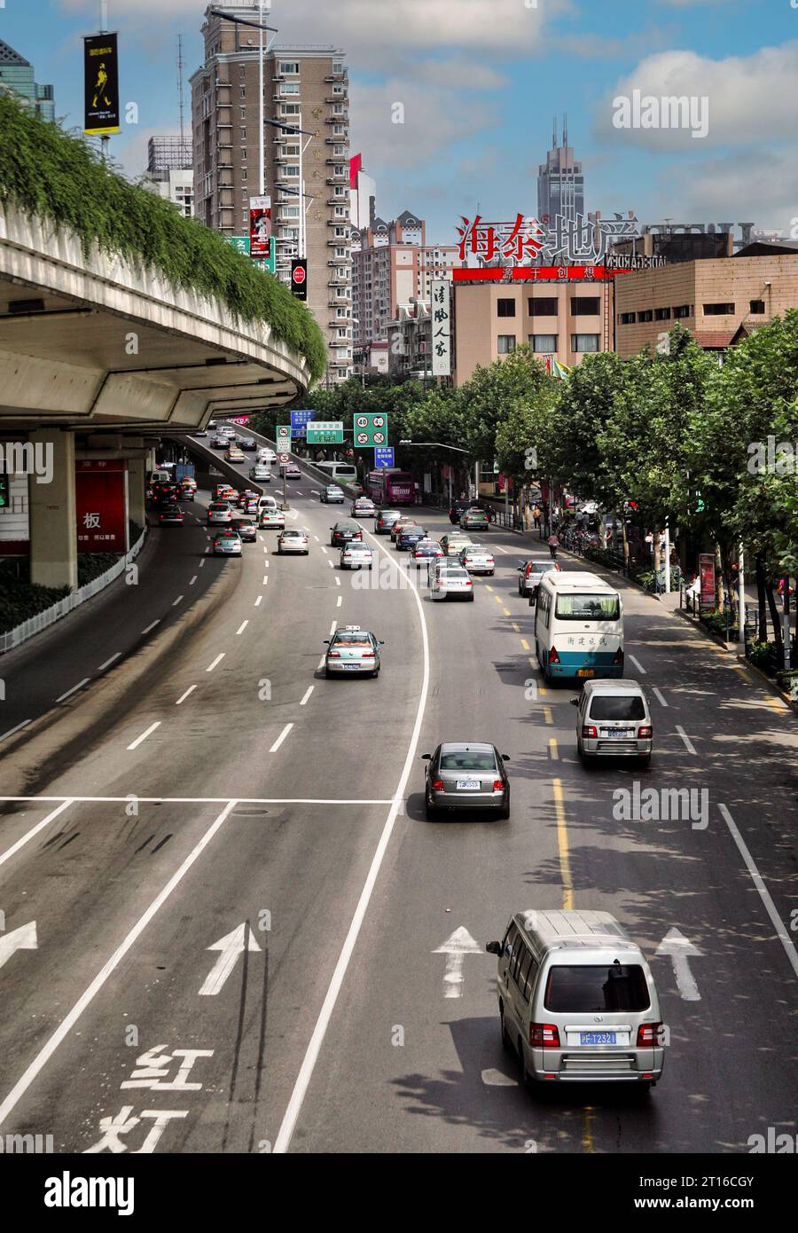 Traffic on a Chinese road Stock Photo - Alamy
